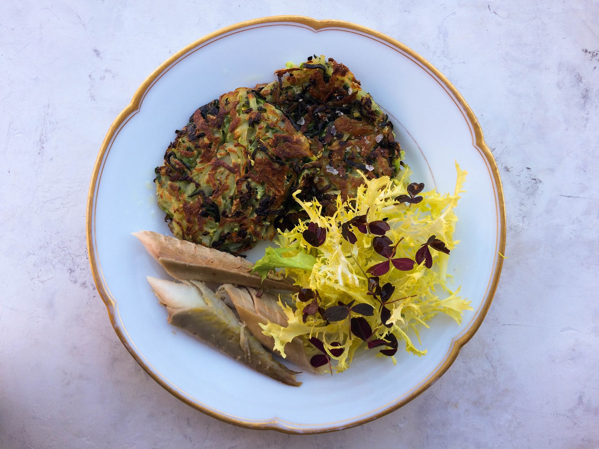 Røget makrel med rösti og syrlig salat - Opskrift fra Skagenfood.dk