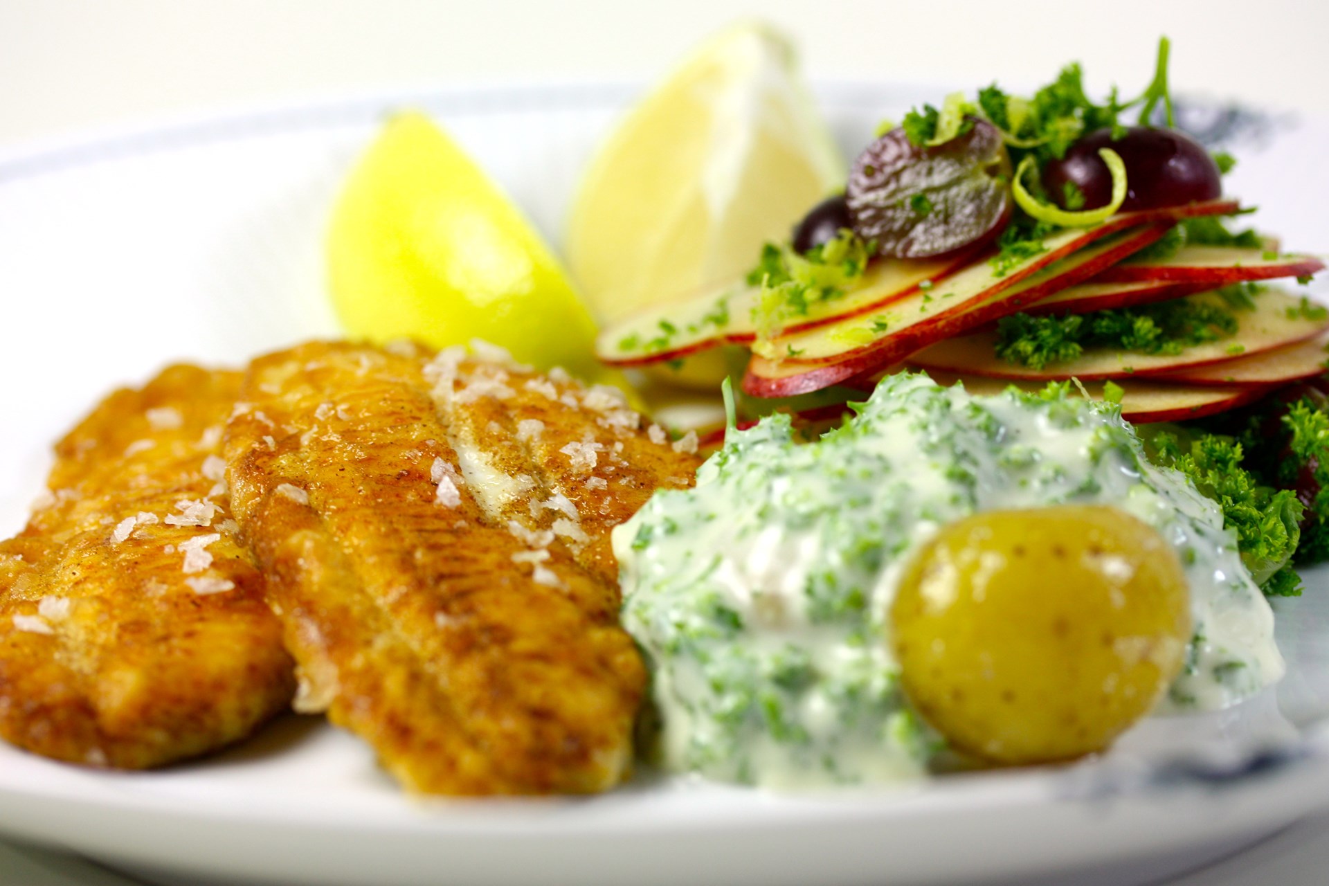 Fiskefilet med persillesovs og sprød frugtsalat med tranebær - Opskrift ...