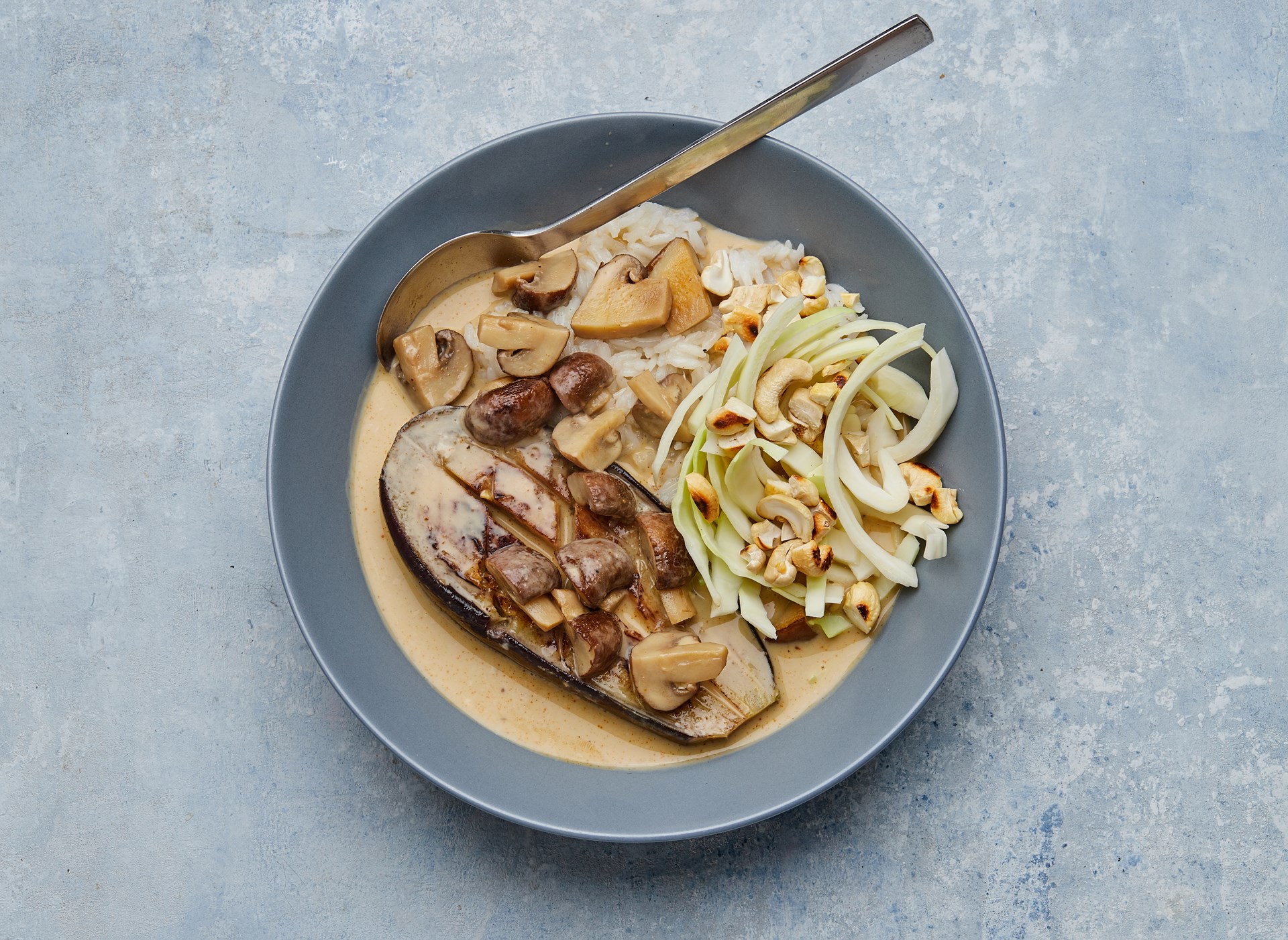 Stegt aubergine i rød karry med ris og svampe - Opskrift fra Skagenfood.dk
