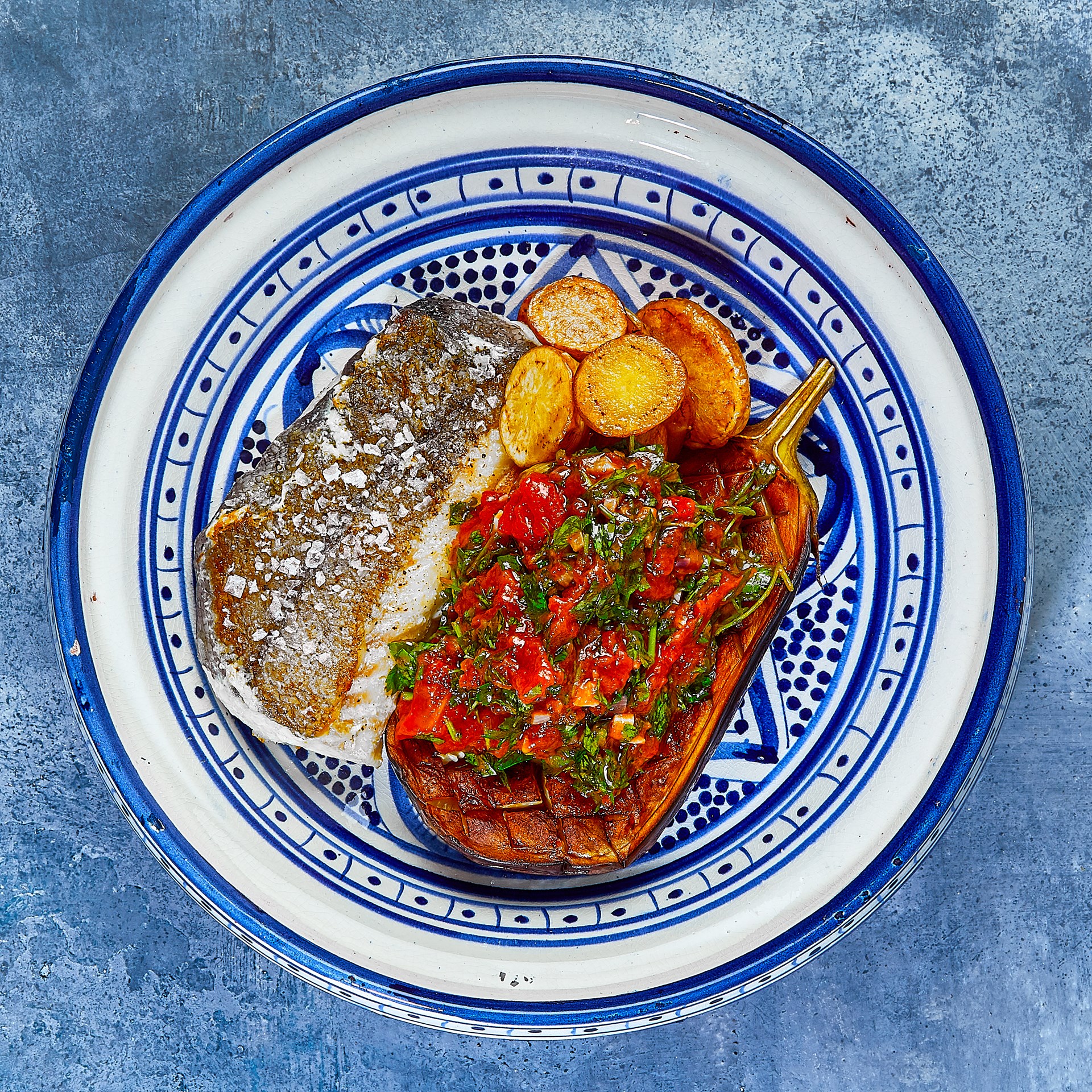 Ovnbagt kulmule med imam bayaldi og stegte kartofler - Opskrift fra ...