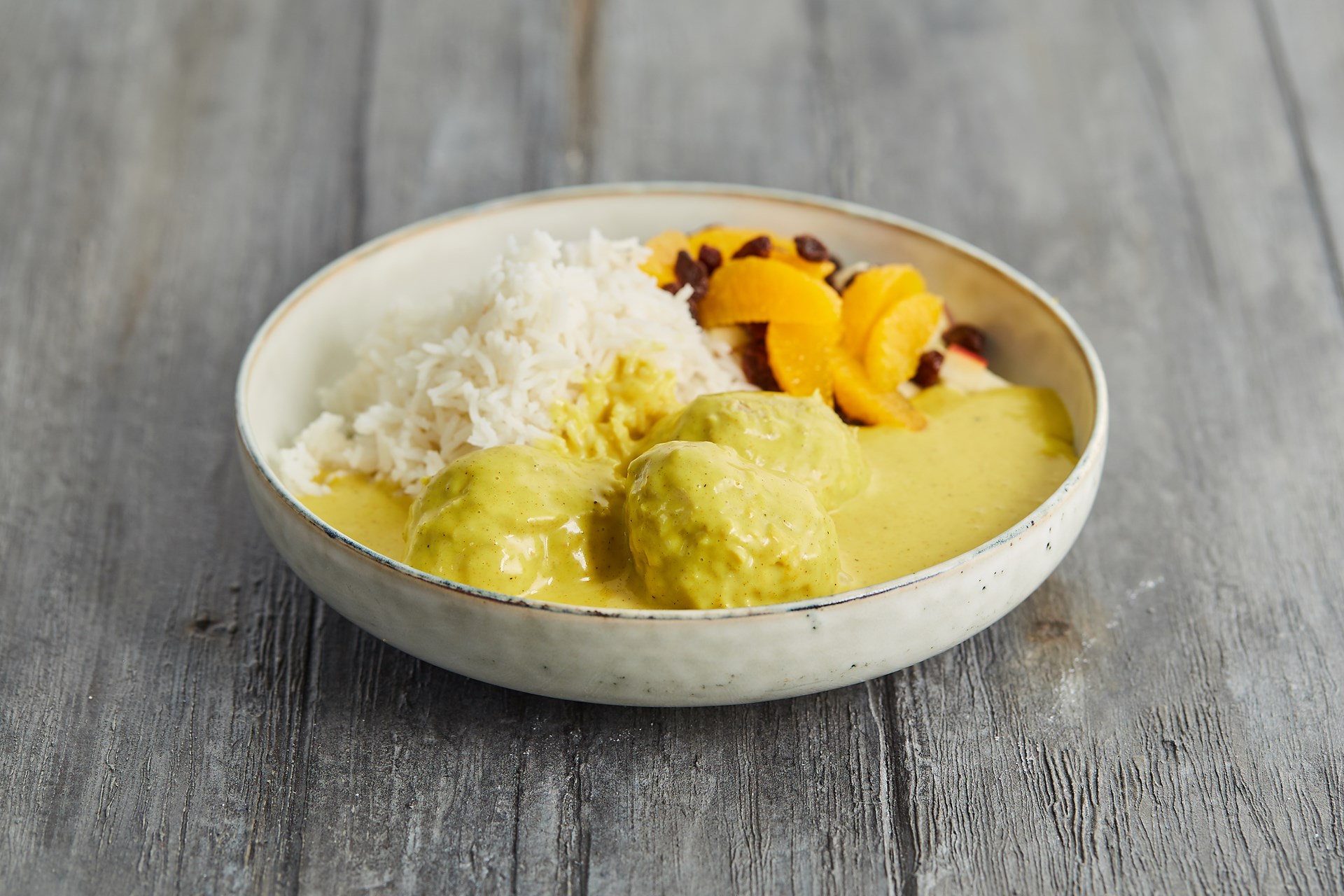 HEAT: Boller i karry med salat af syrlige æbler, rosiner og appelsin ...