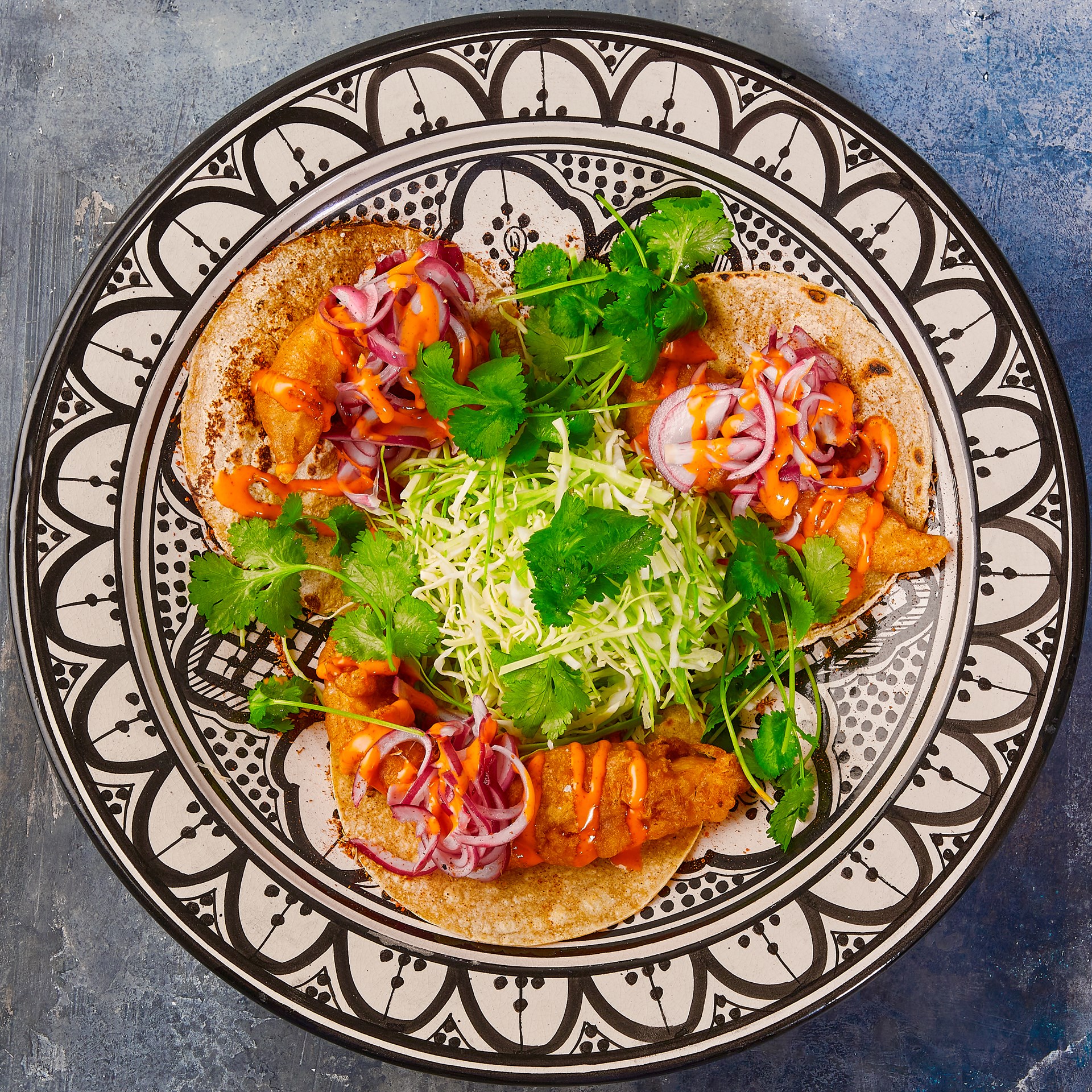 Baja style fish tacos med sprødstegt kuller, spidskål, chilisyltede ...