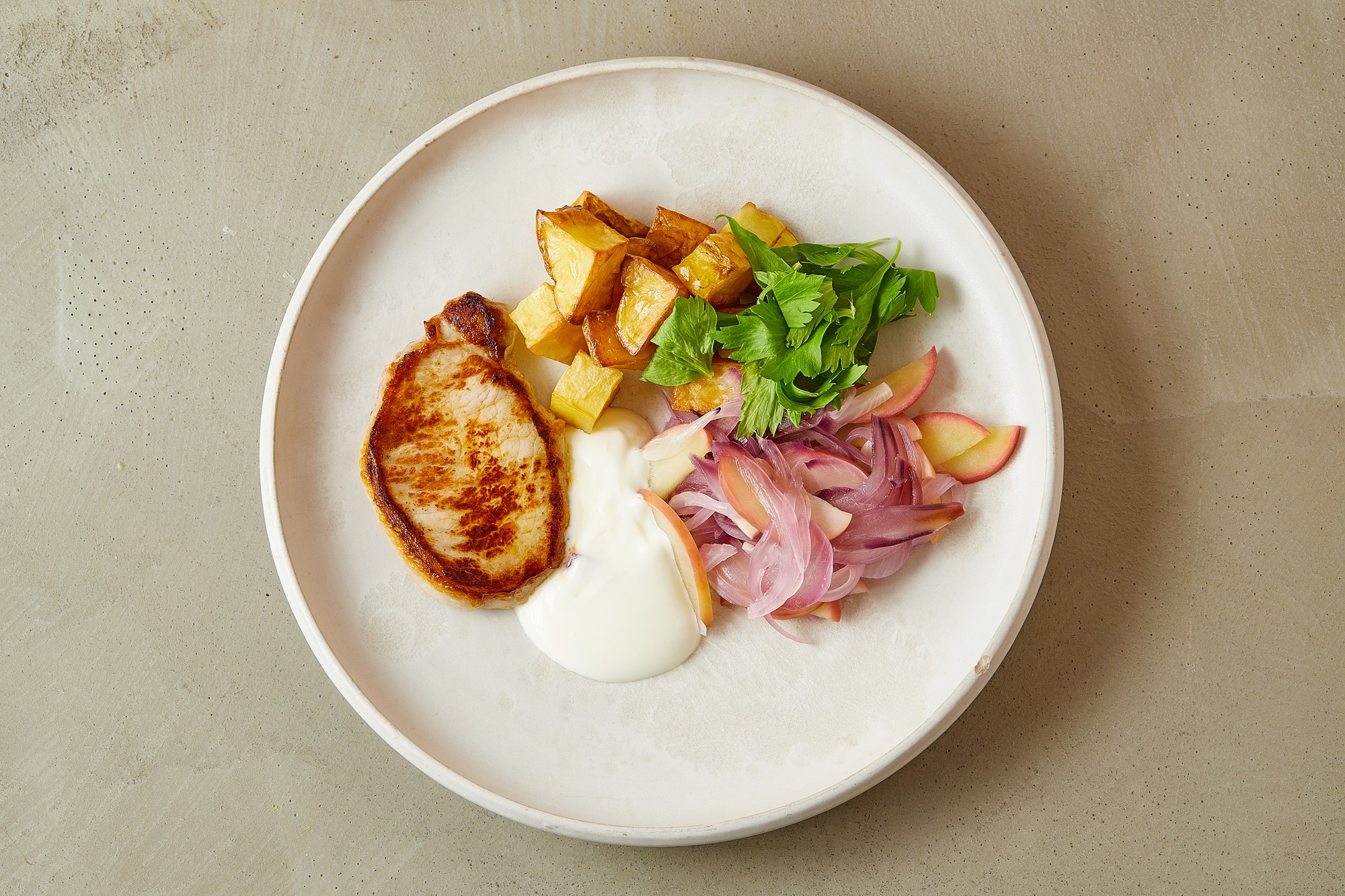 Kotelet med bagte kartofler, rødløgskompot og mild rygeostcreme ... Kotelet med bagte kartofler, rødløgskompot og mild rygeostcreme ...