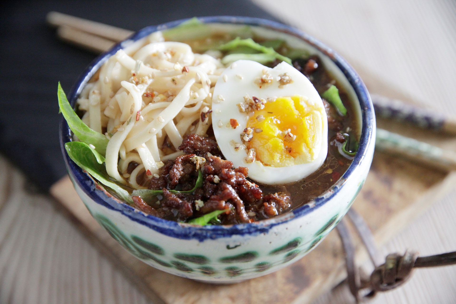Miso-ramen med hakket gris, pak choy og smilende æg - Opskrift fra ...