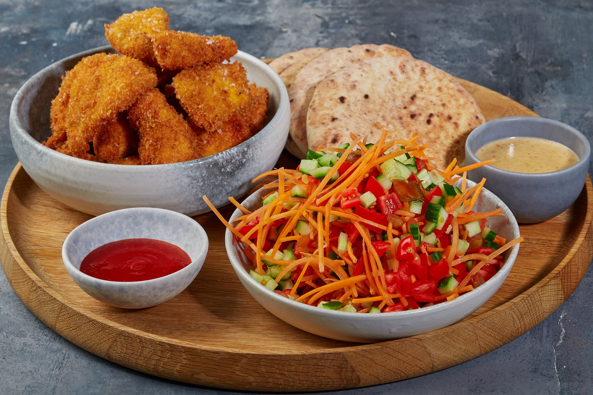 Pitabrød med sriracha stegte mørksej-nuggets & peanut-satésauce ...