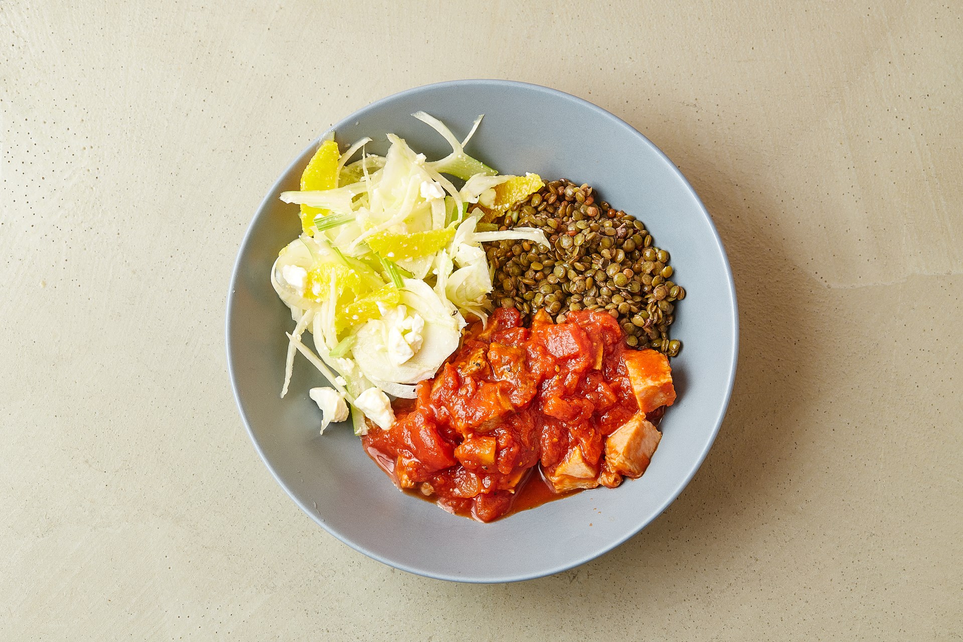 Oksebryst i krydret tomat med kota og linser - Opskrift fra Skagenfood.dk