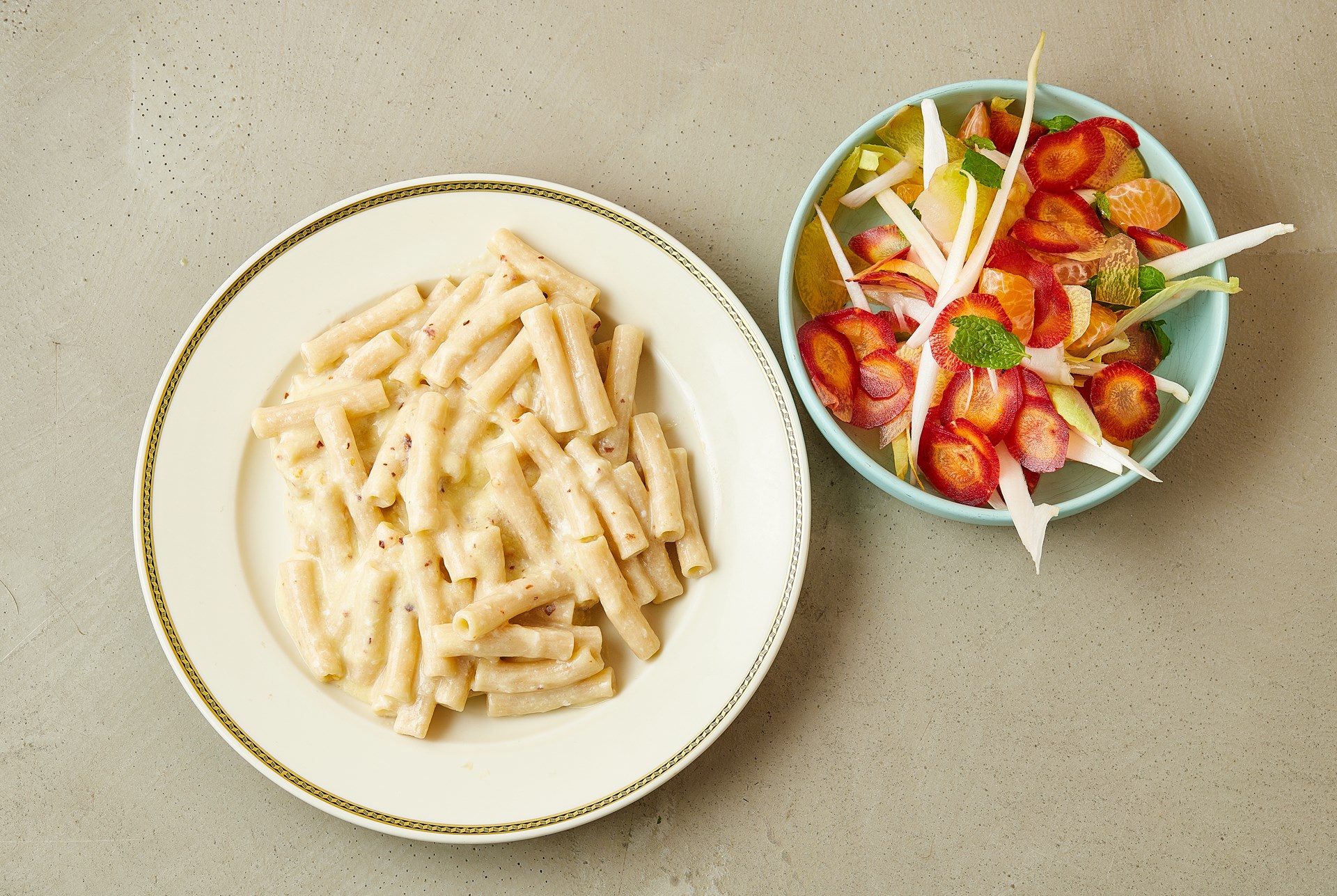 Cremet pasta med æg, røget chili og rå gulerodssalat på siden ...