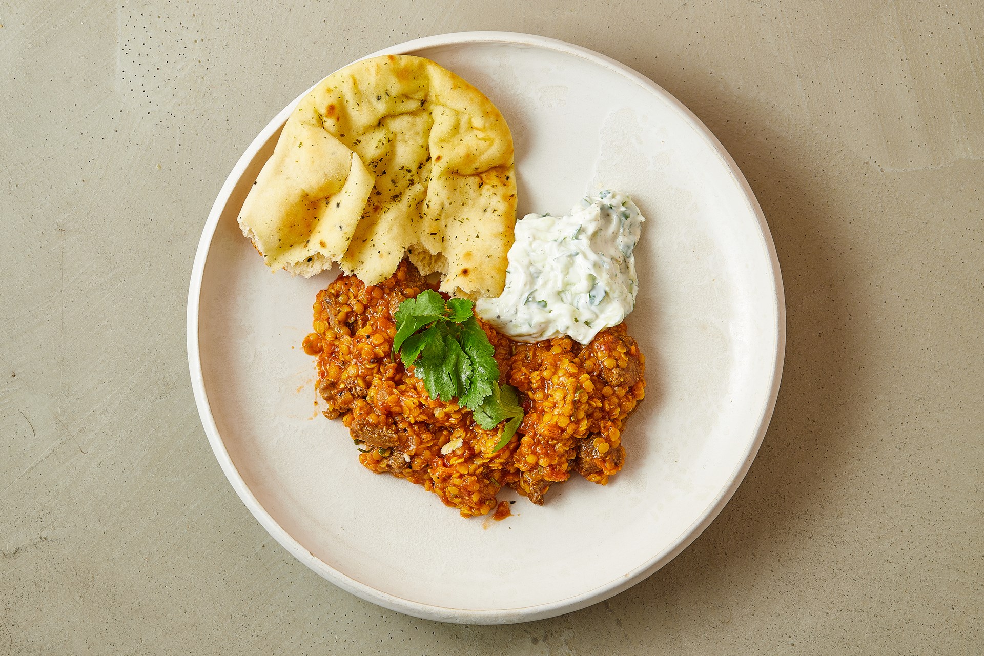 Krydrede linser med okse, raita og naan brød - Opskrift fra Skagenfood.dk