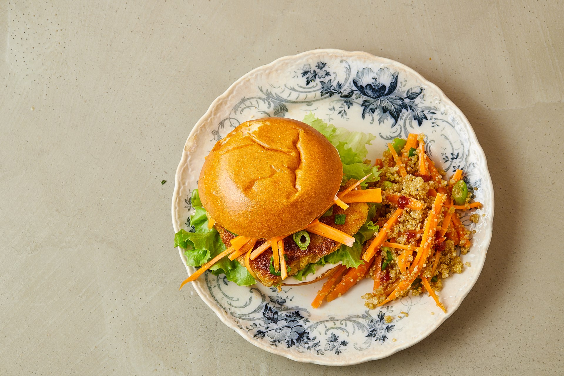 Krydret fiskeburger med quinoa og gulerodssalat - Opskrift fra ...