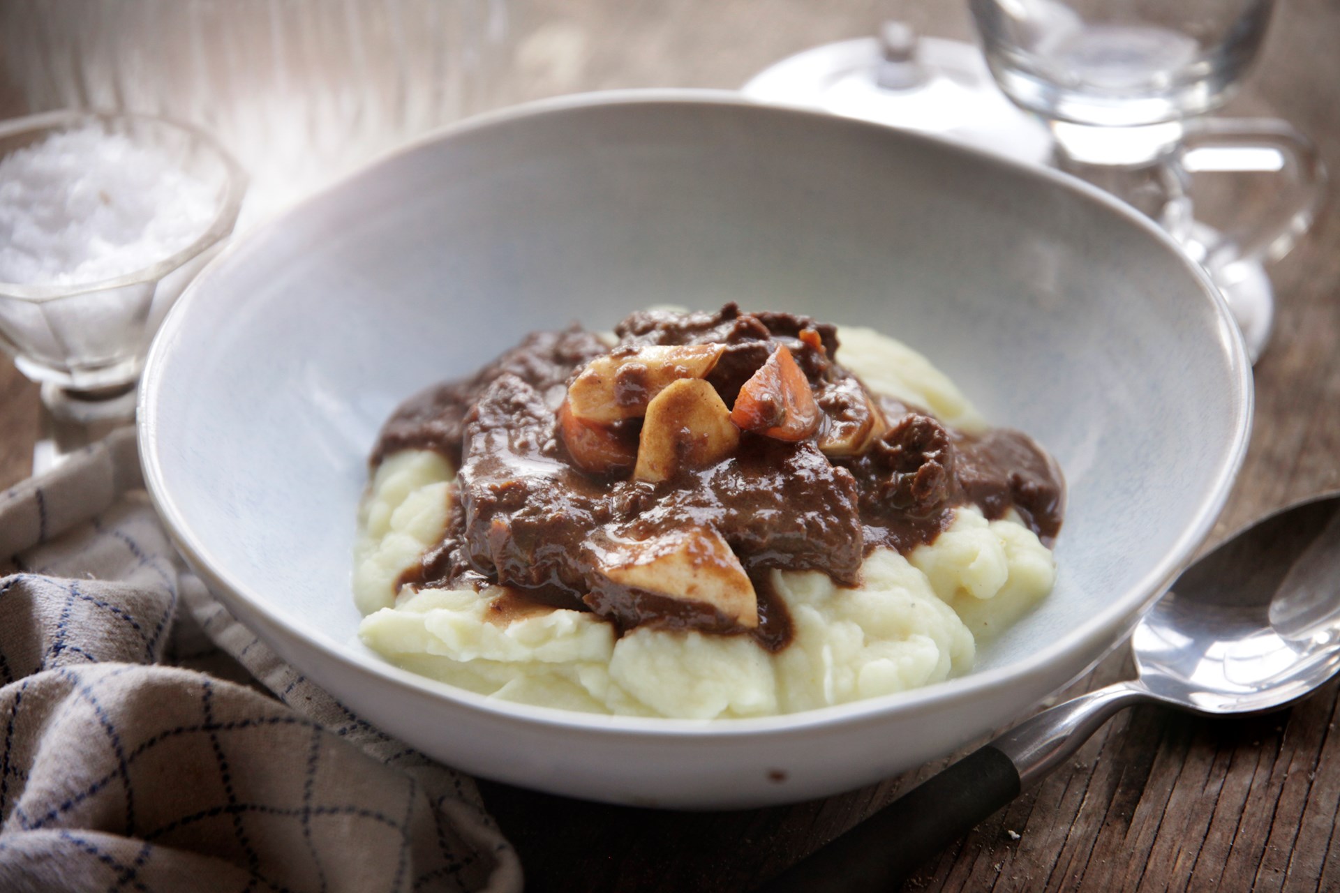 Okseragú med svampesauce, pastinakker og gulerødder på grov ...