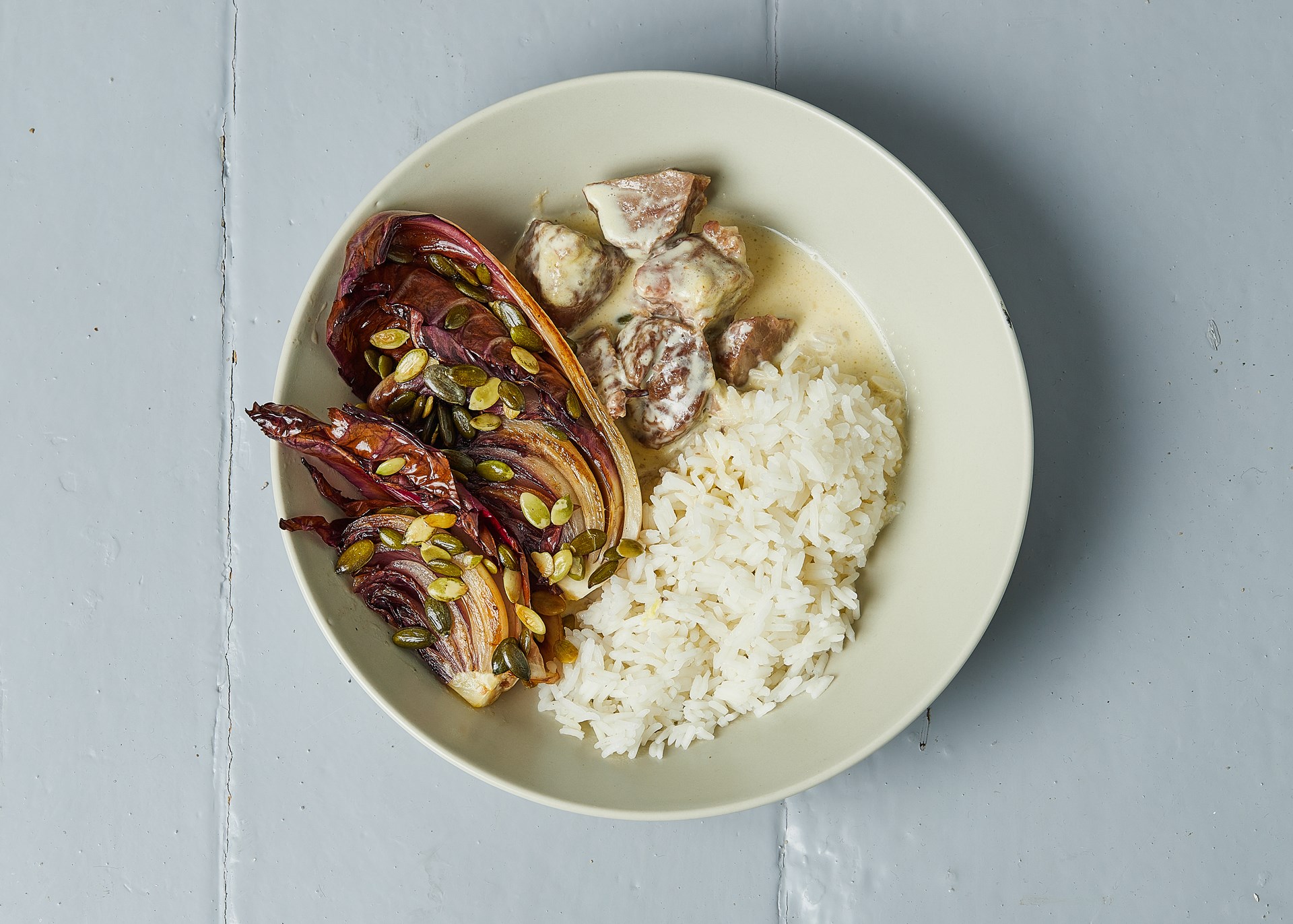 Mør okse i svampesauce med ris og stegt salat - Opskrift fra Skagenfood.dk