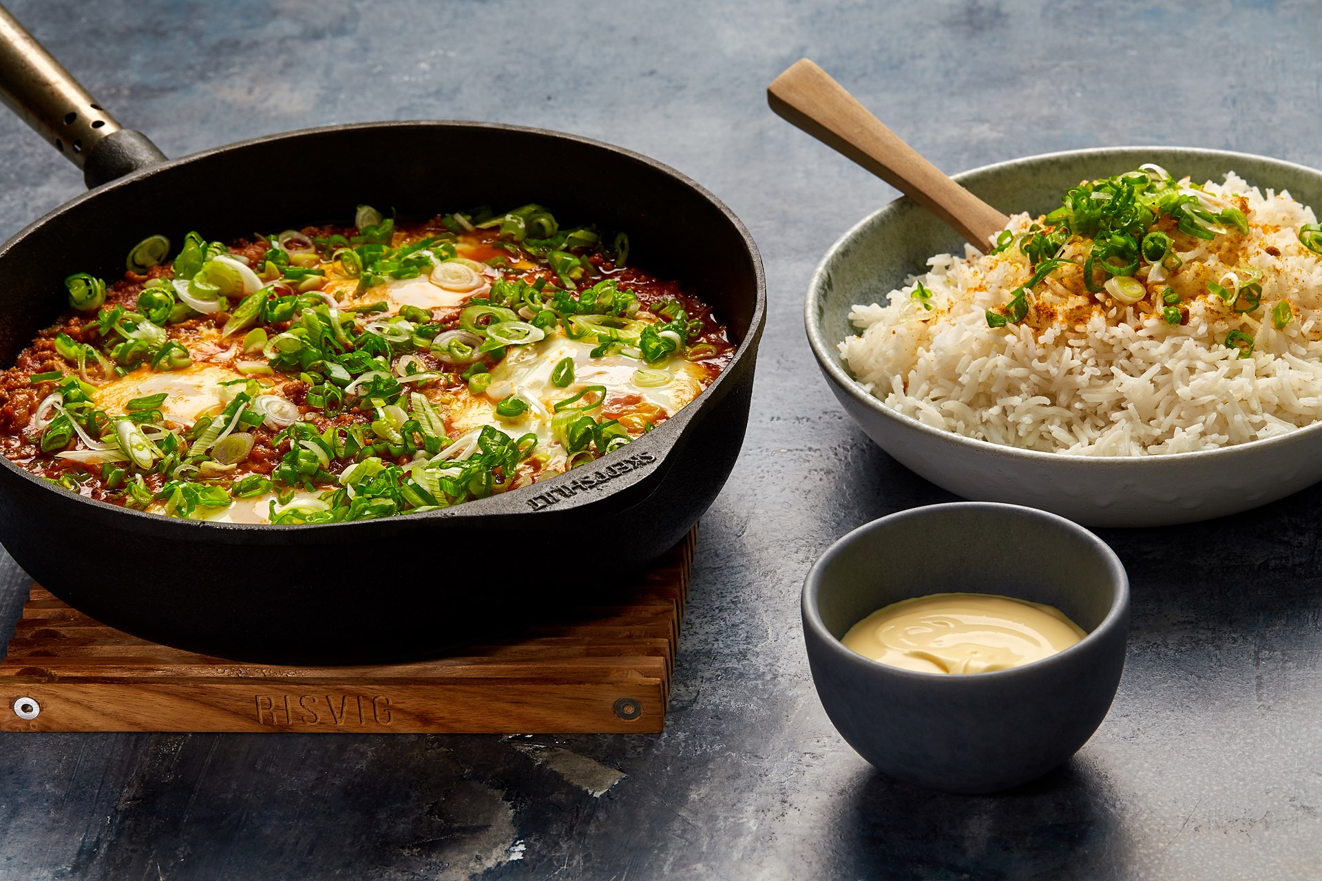 Vaavishkaa, iransk krydret oksekød med æg, forårsløg & ris - Opskrift ...