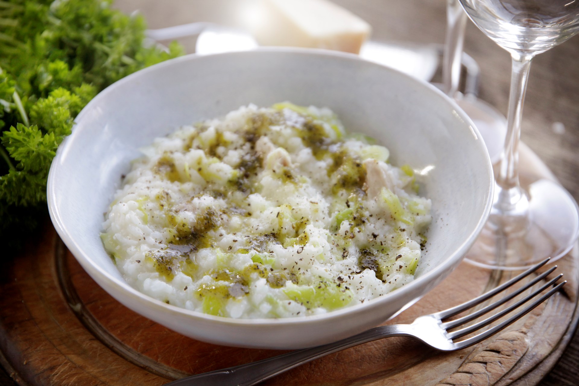 One pot risotto med kylling og porrer, ramsløgspesto med parmesan ...