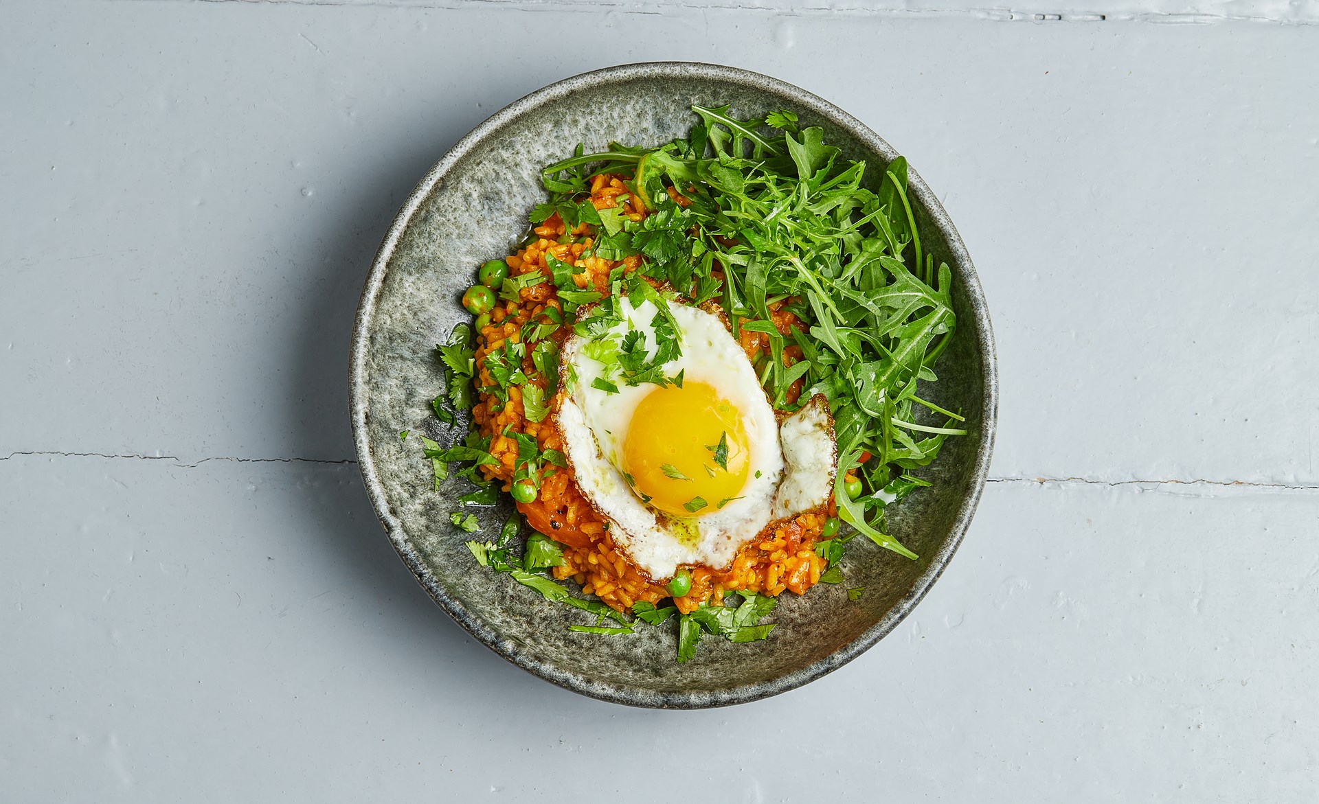 Krydrede ris med spejlæg og salat - Opskrift fra Skagenfood.dk
