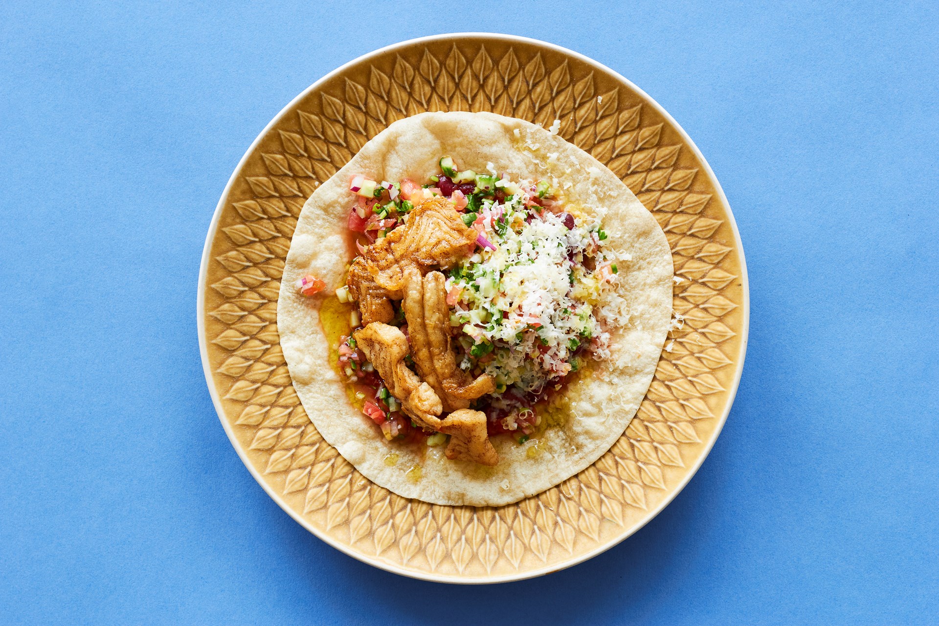 Baja fish tacos med salsa fresco, chilibønner og røget cheddar ...