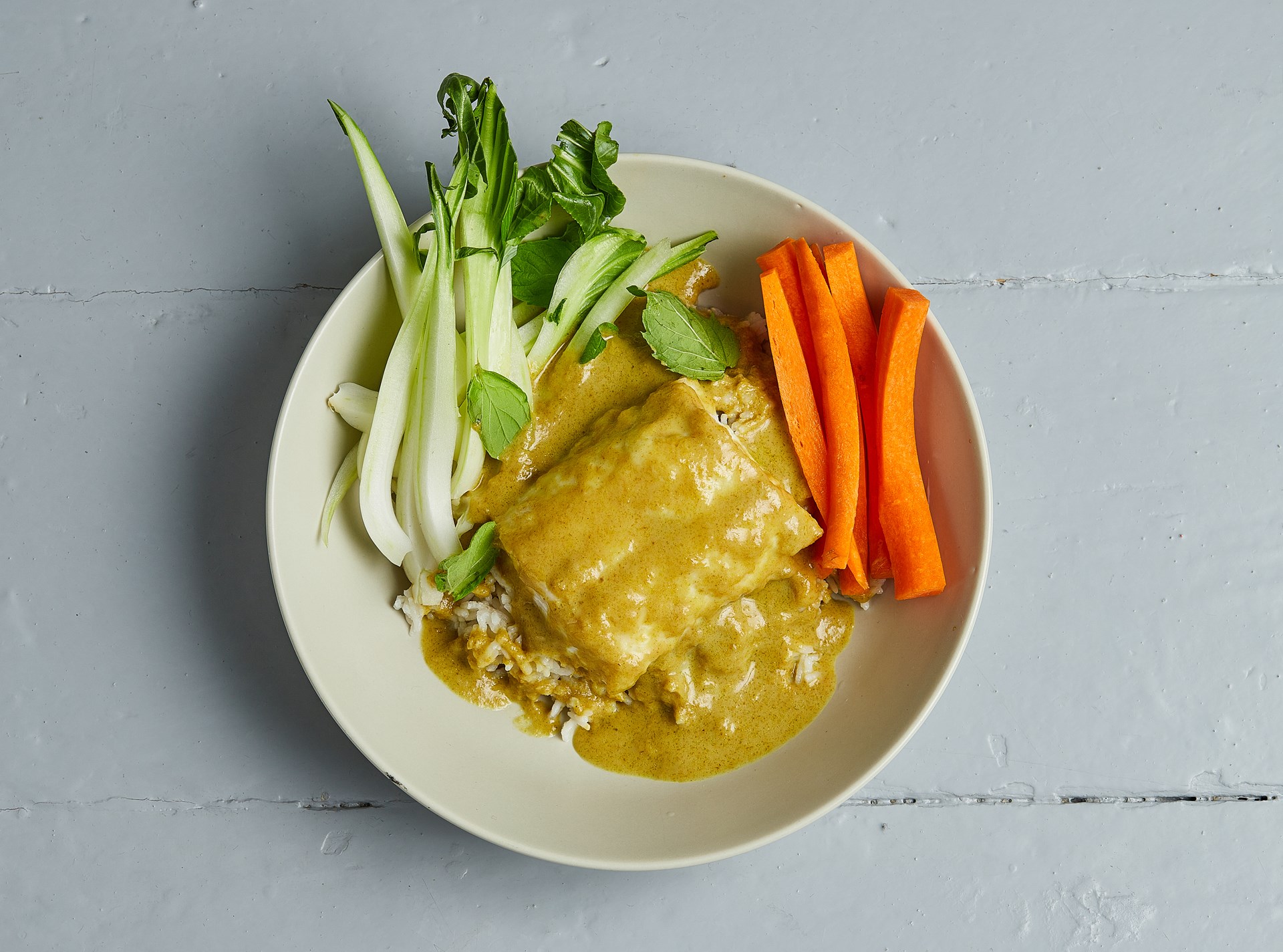 Fisk i grøn karry med sprødt grønt - Opskrift fra Skagenfood.dk