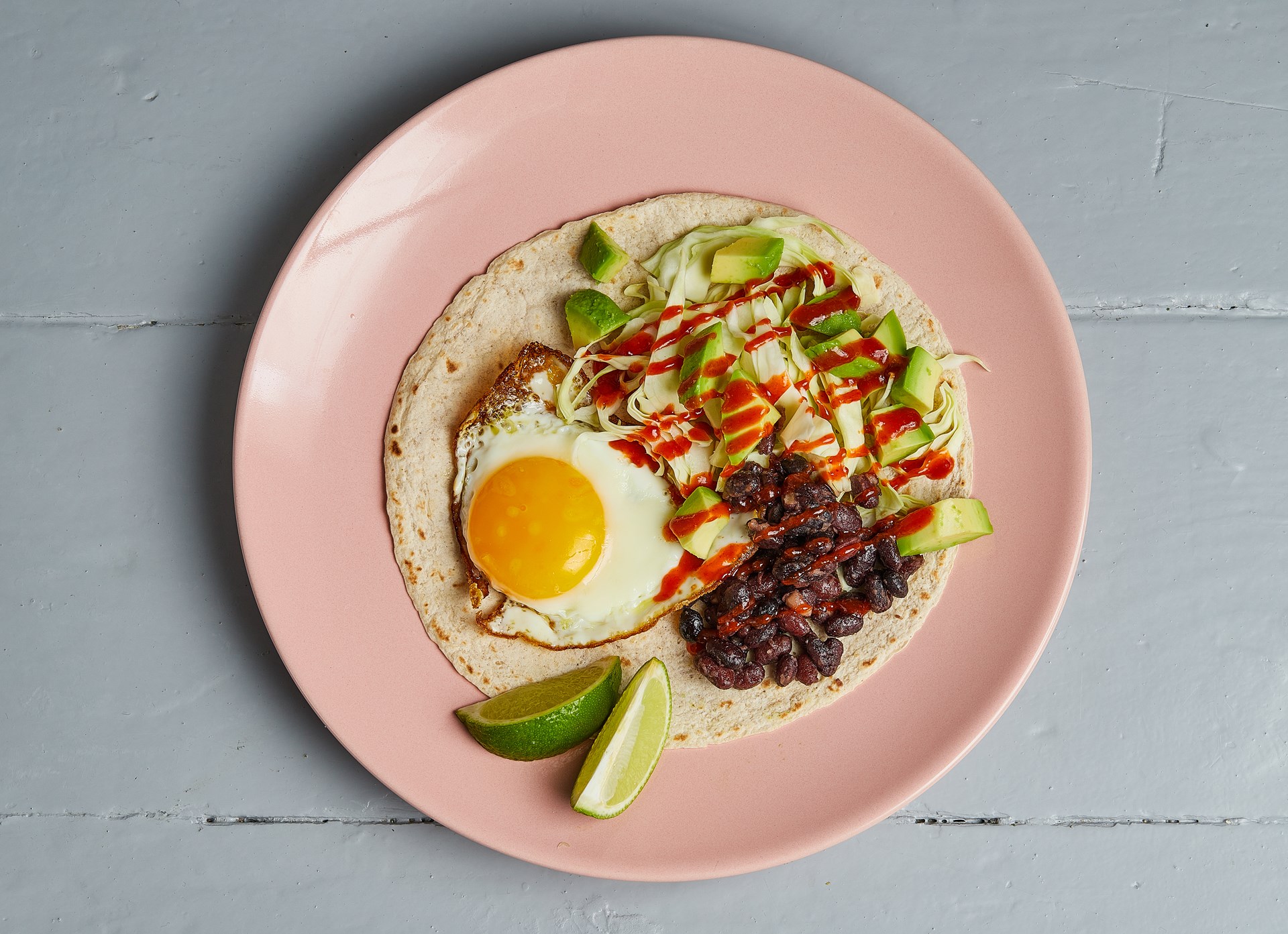 Tlayuda med spejlæg, bønner og avocado - Opskrift fra Skagenfood.dk