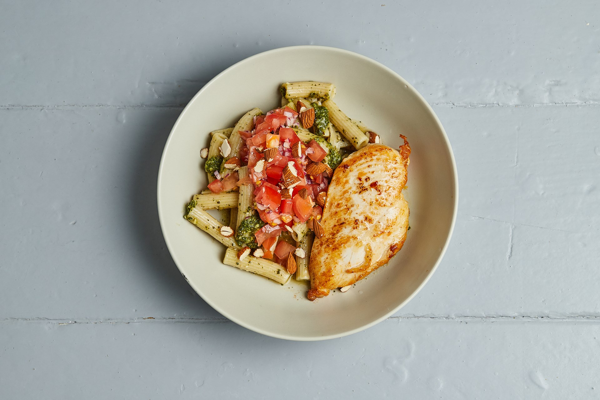 Pasta med pesto, frisk tomat, mandler og stegt kylling - Opskrift fra ...