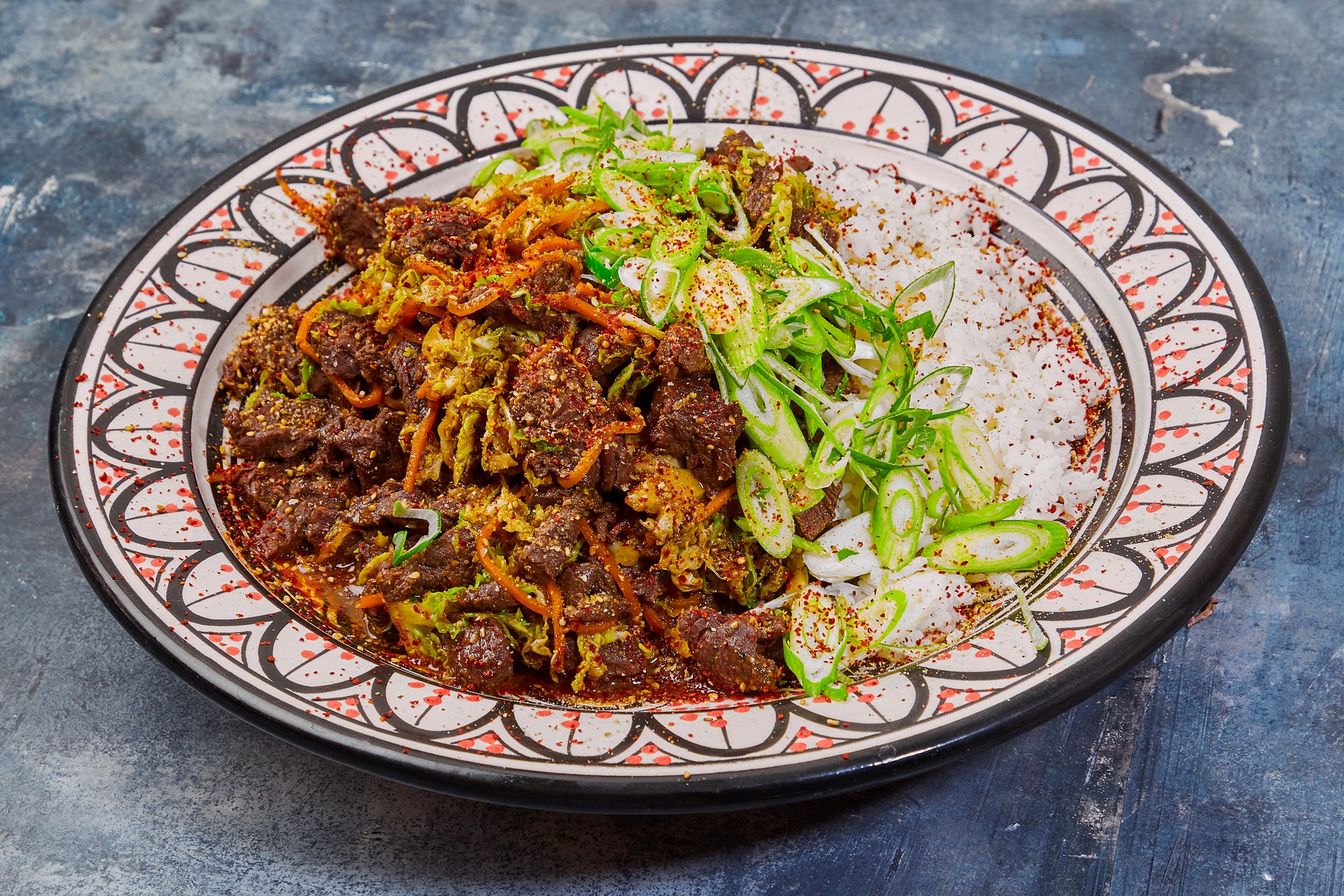 Koreansk okse bulgogi med gochugaru, ristet sesam, savoykål & ris ...