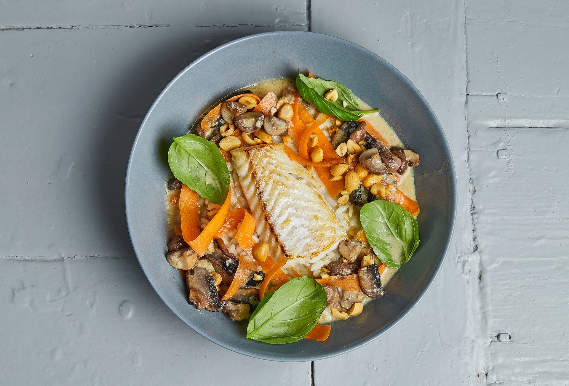 Stegt kuller i grøn karry med ris og peanuts - Opskrift fra Skagenfood.dk