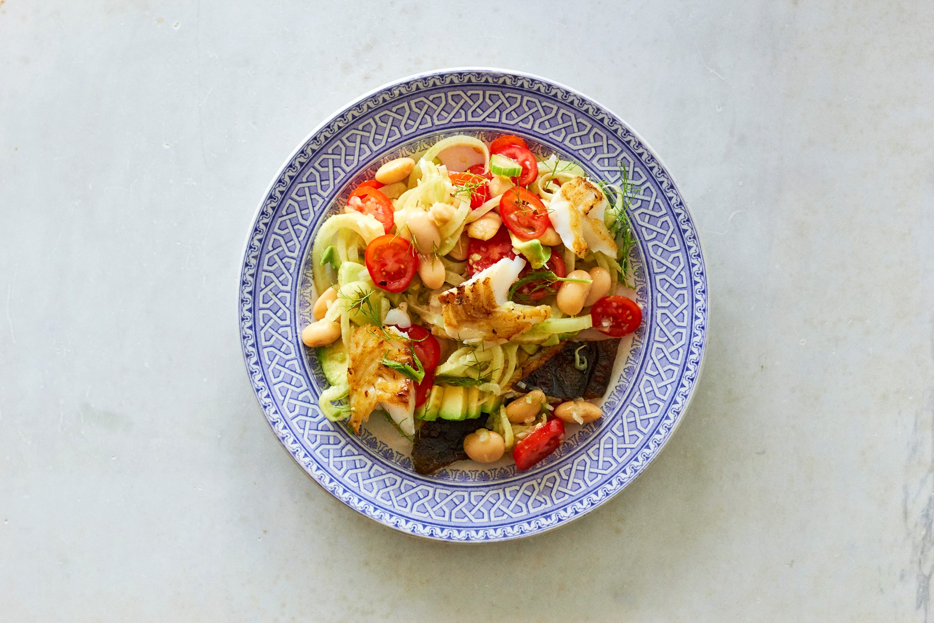 Frisk mexicansk salat med stegt hvilling, lime og avocado - Opskrift ...