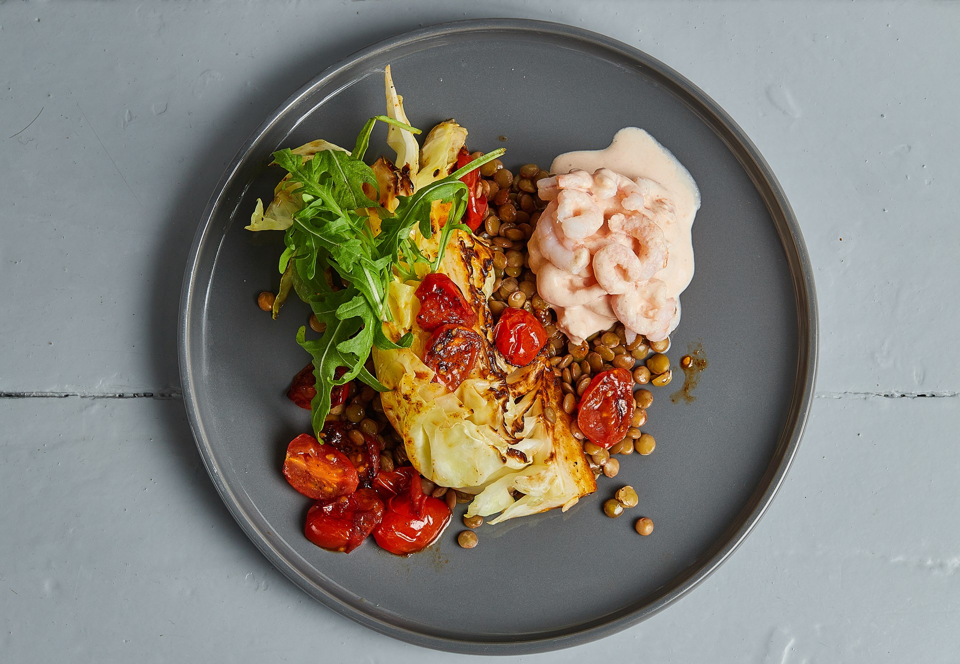 Cremede rejer med stegt kål, tomater og linser - Opskrift fra Skagenfood.dk