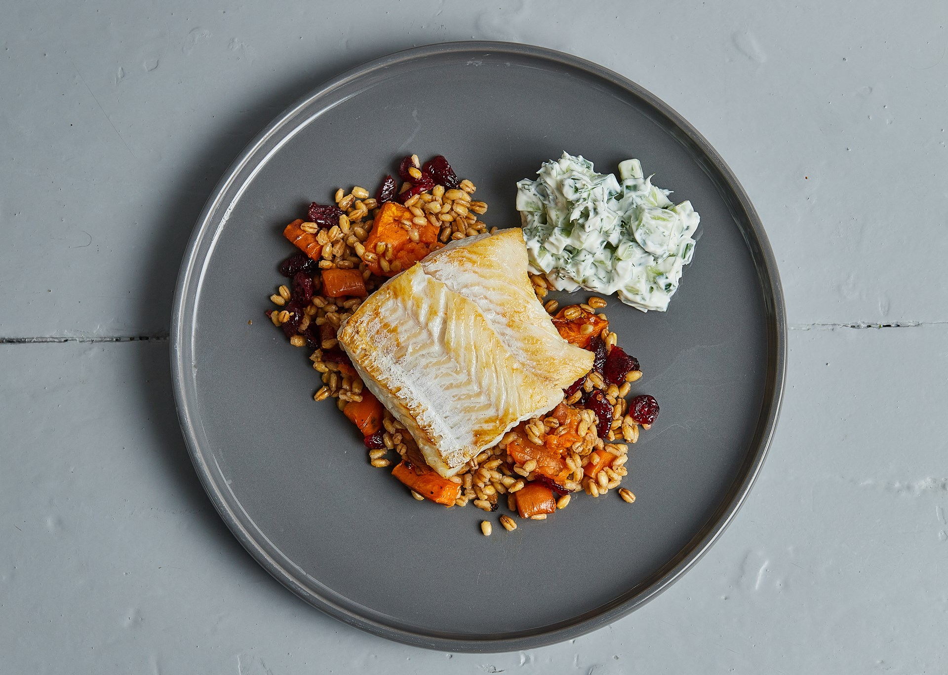 Stegt laks med rodfrugtesalat og tranebær - Opskrift fra Skagenfood.dk Stegt laks med rodfrugtesalat og tranebær - Opskrift fra Skagenfood.dk