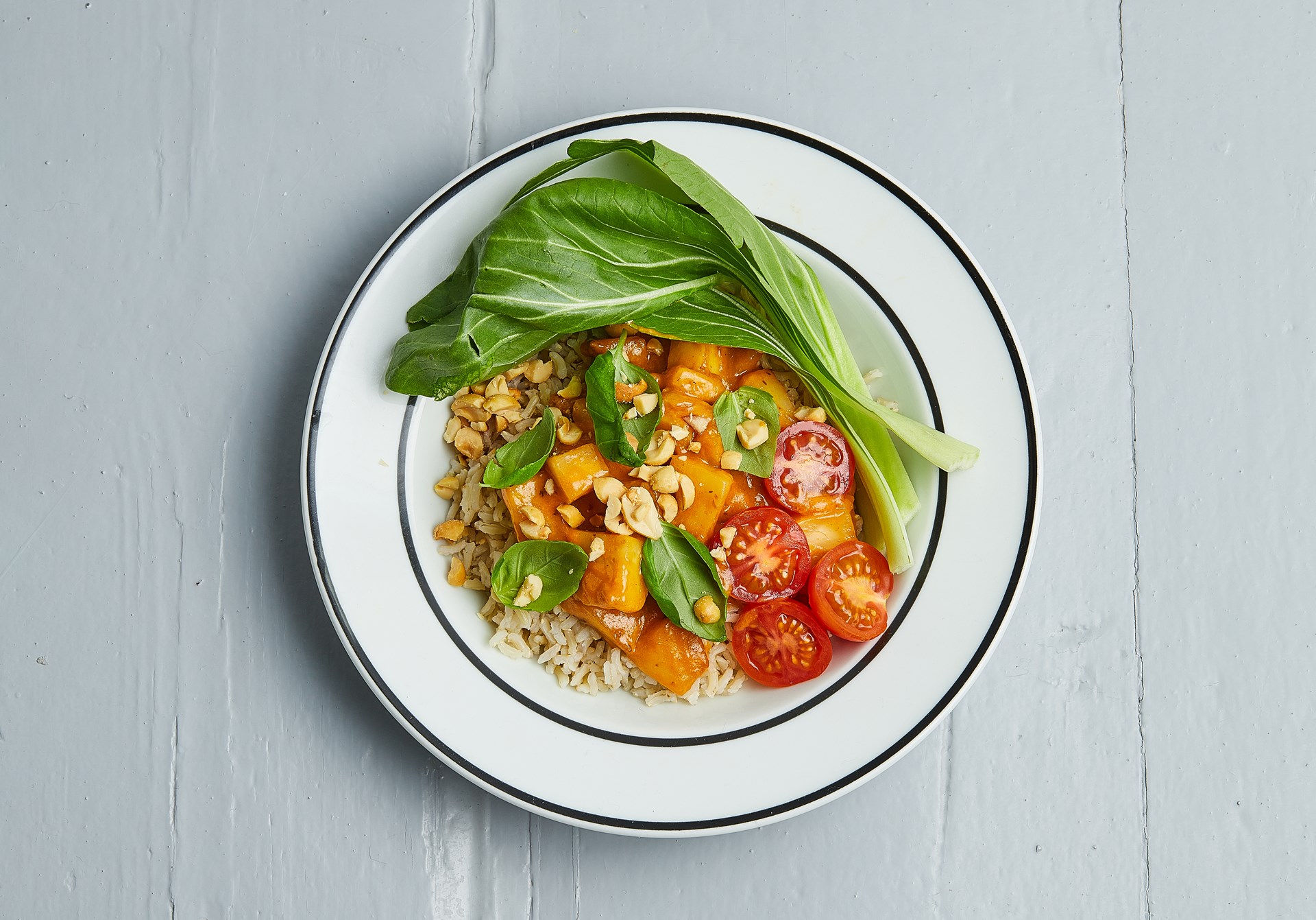 Knoldselleri i rød karry med brune ris og pak choy - Opskrift fra ...