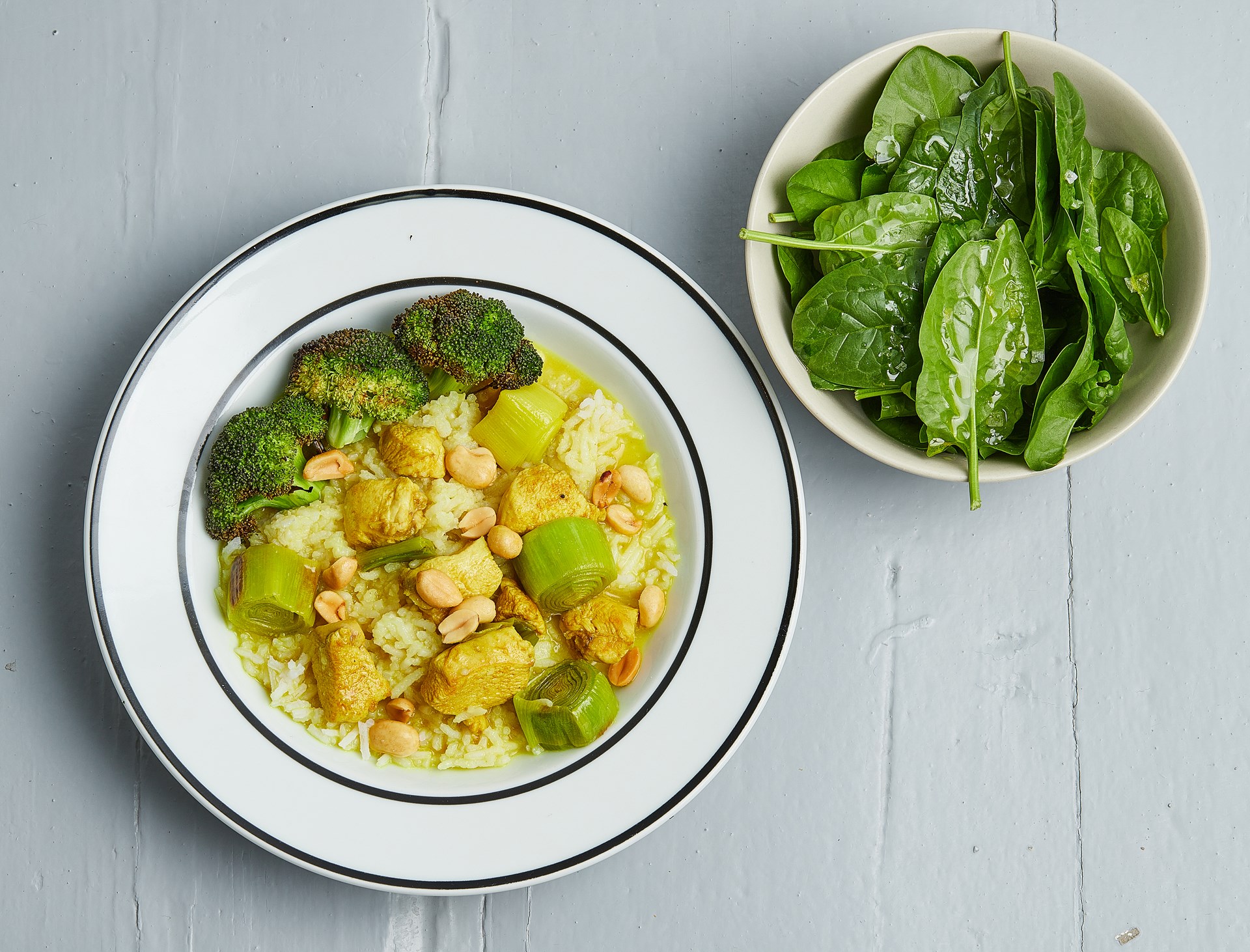 Kylling og porre i karry med ris, peanuts og sprødt grønt - Opskrift ...