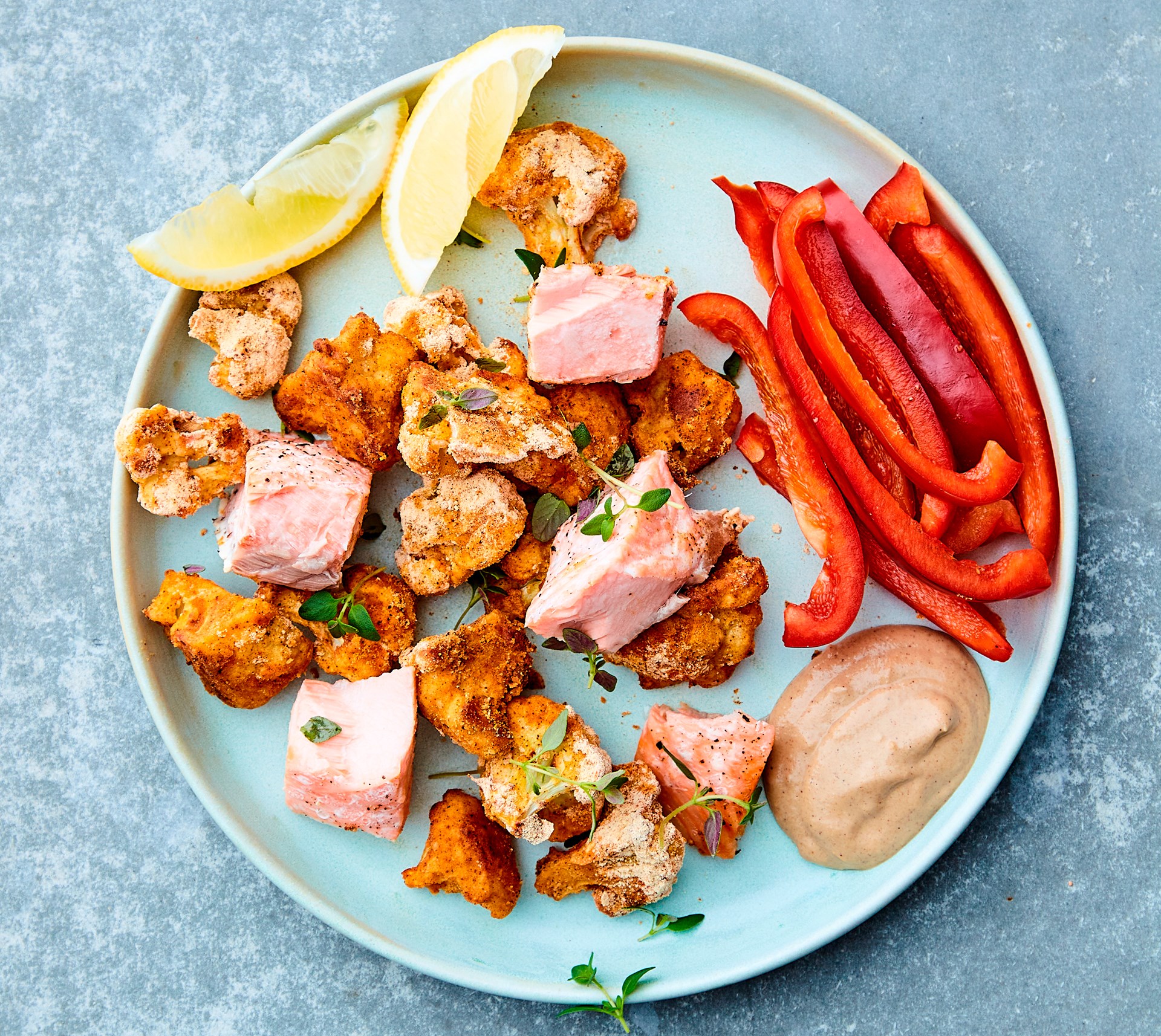 Spicy blomkål og laks med tahin dip - Opskrift fra Skagenfood.dk Spicy blomkål og laks med tahin dip - Opskrift fra Skagenfood.dk