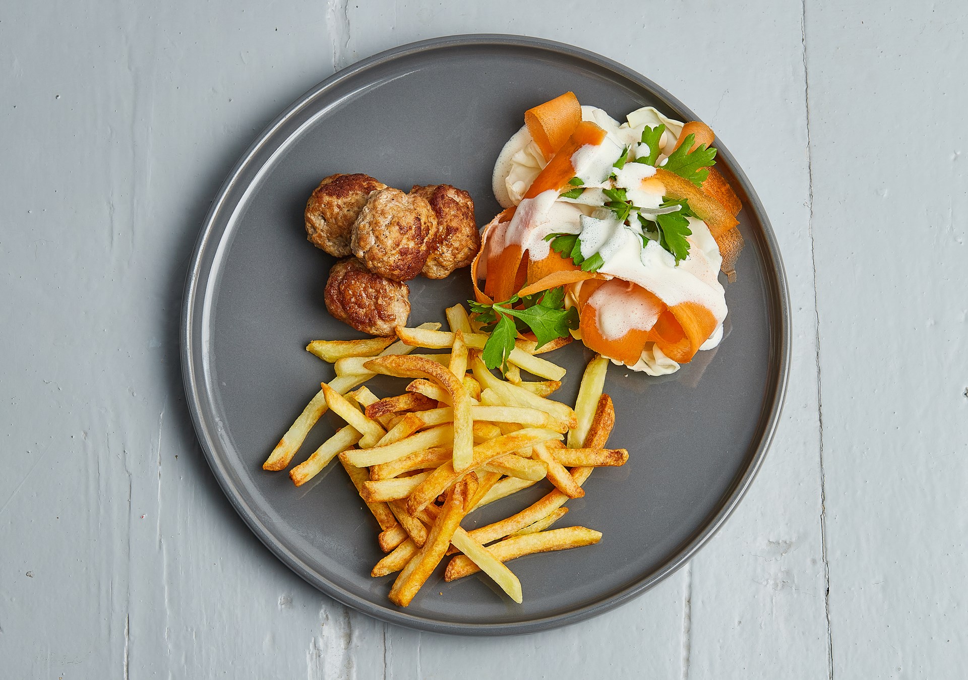 Kødboller med pommes frites, sommersalat og syrnet fløde - Opskrift fra ...