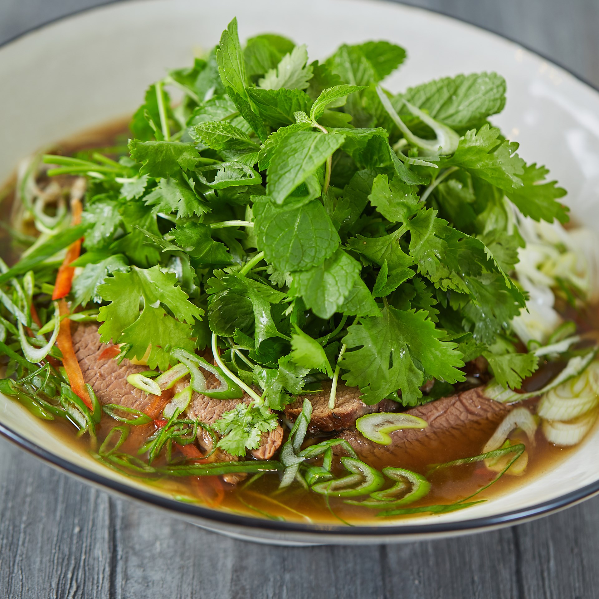 Vietnamesisk pho med smørmørt oksebryst, boghvede nudler og ... Vietnamesisk pho med smørmørt oksebryst, boghvede nudler og ...