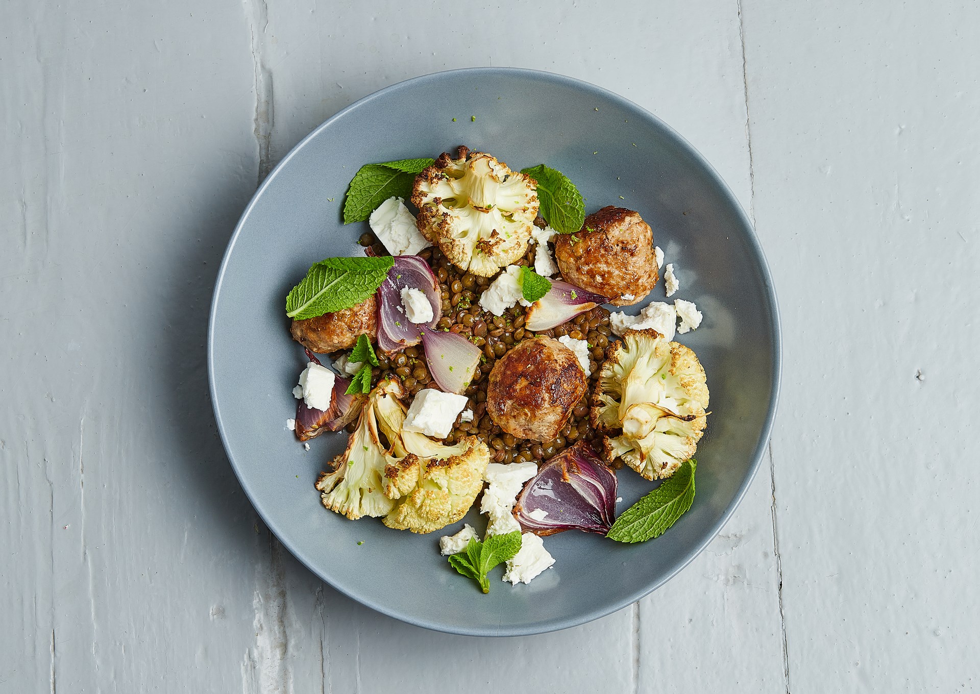 Harissakødboller med bagt blomkål, rødløg og kotaost - Opskrift fra ...