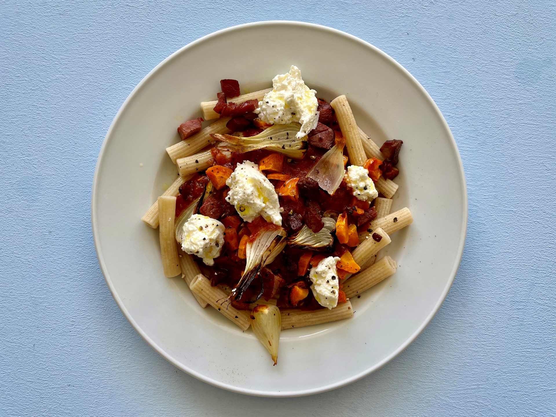 Pasta sedani med røget mørbrad og ricotta - Opskrift fra Skagenfood.dk