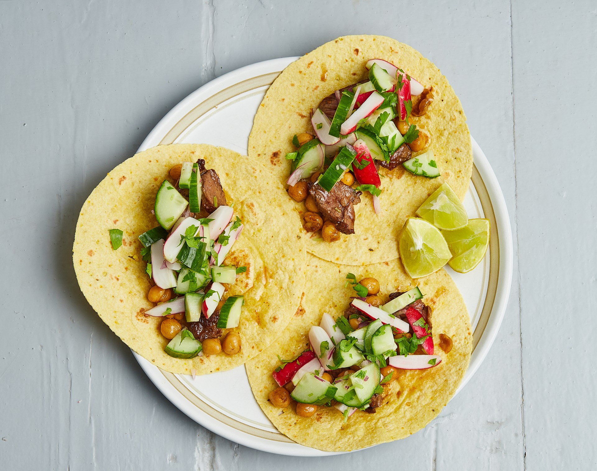 Majstortillas med krydret oksekød, sprød grønt og creme fraiche ...