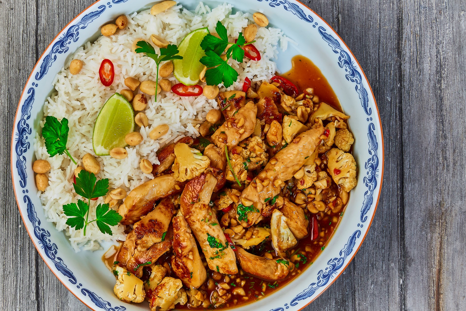 Wok med kylling, sød chili, blomkål, ris & peanuts - Opskrift fra ...