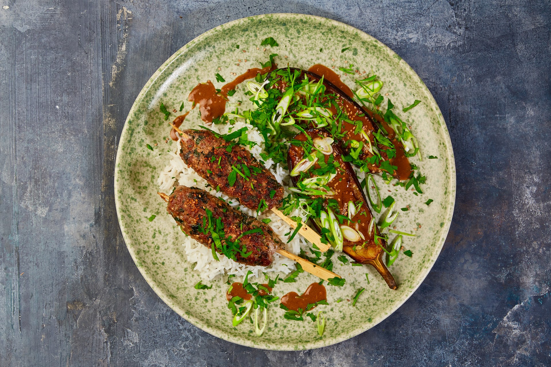 Kofta-kebab med bagte auberginer og citron-miso dip - Opskrift fra ...
