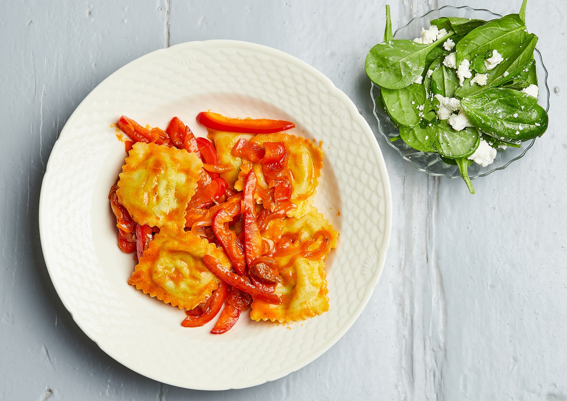 Ravioli i grov tomatsovs med krydret salami og spinatsalat - Opskrift ...
