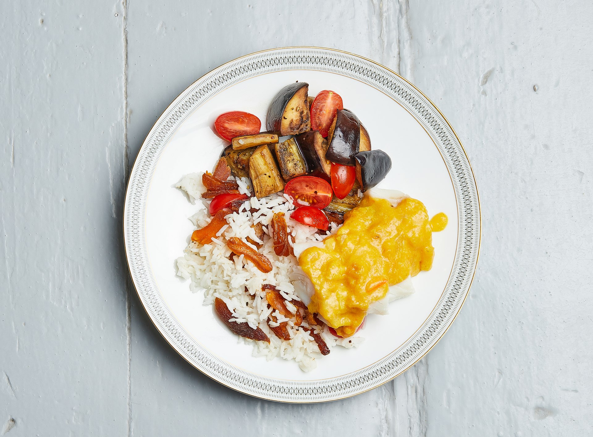 Mørksej i karry med ris, abrikoser og aubergine - Opskrift fra ...