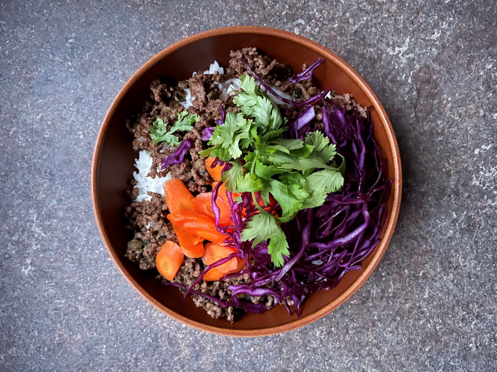 Chop chop bowl med fivespice oksekød og syltede gulerødder - Opskrift ...