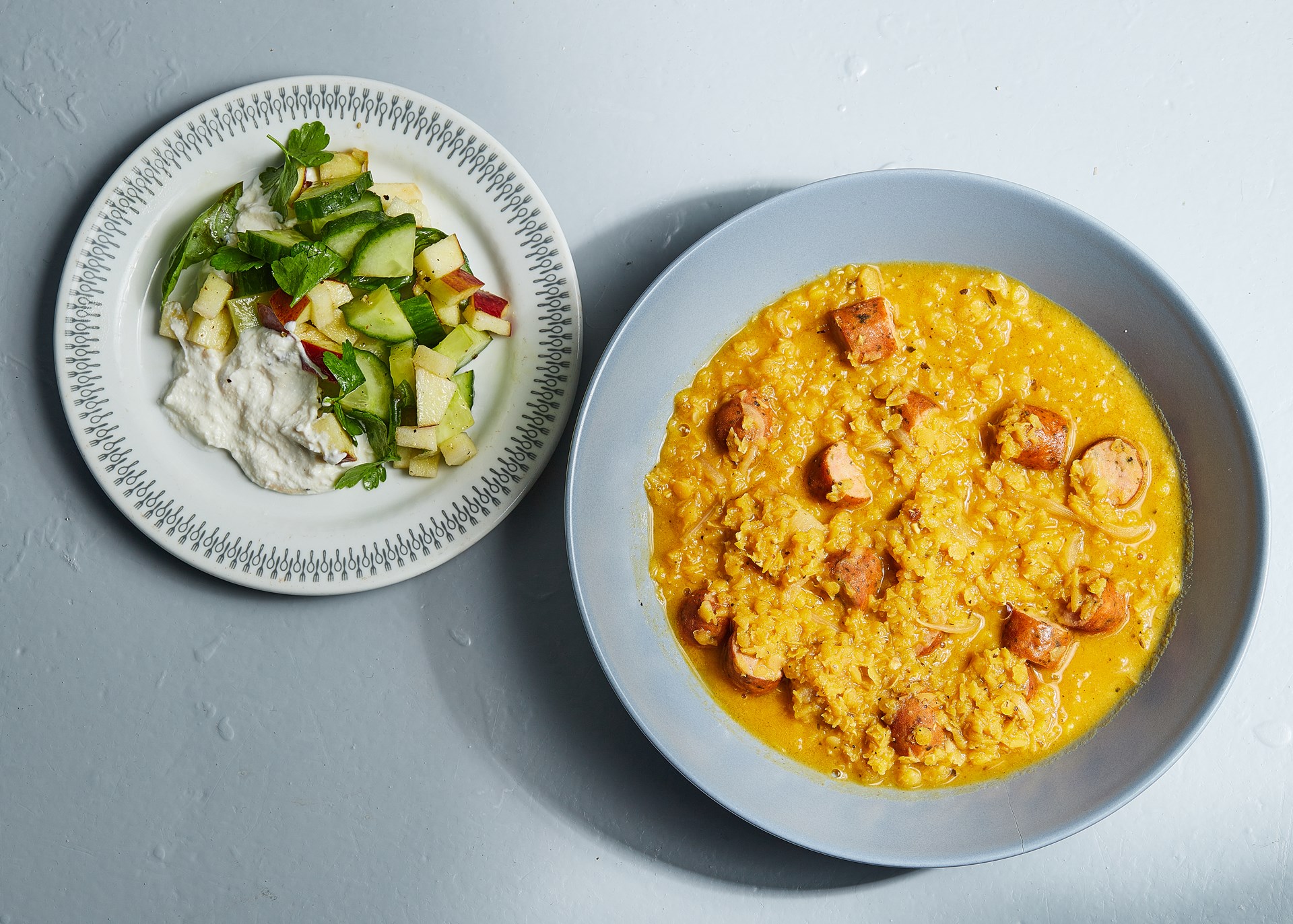 Pølse i krydrede gule linser med æbler og lind ricotta - Opskrift fra ...