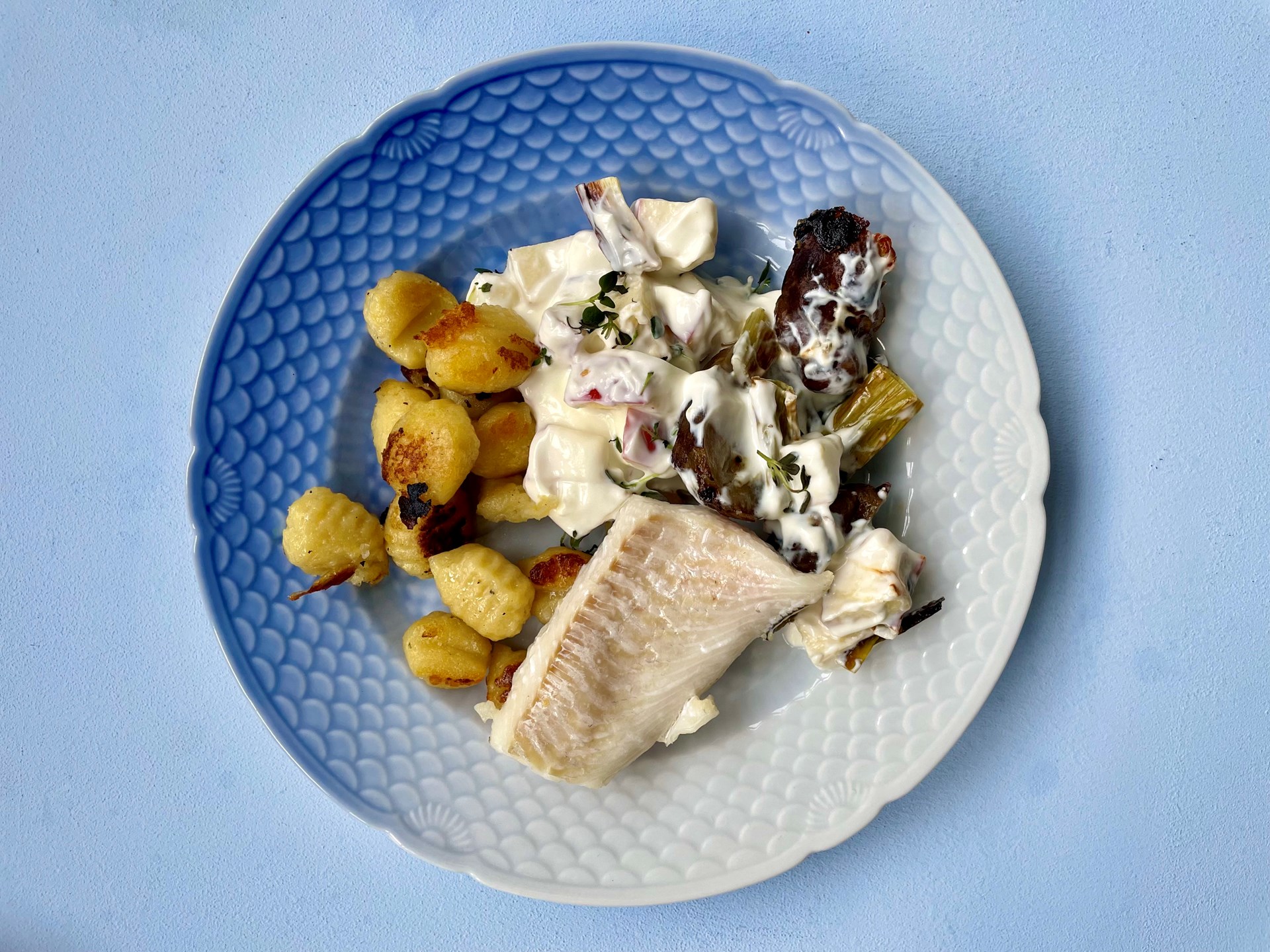 Hvilling med bløde jordskokker i timian med stegte gnocchi - Opskrift ...