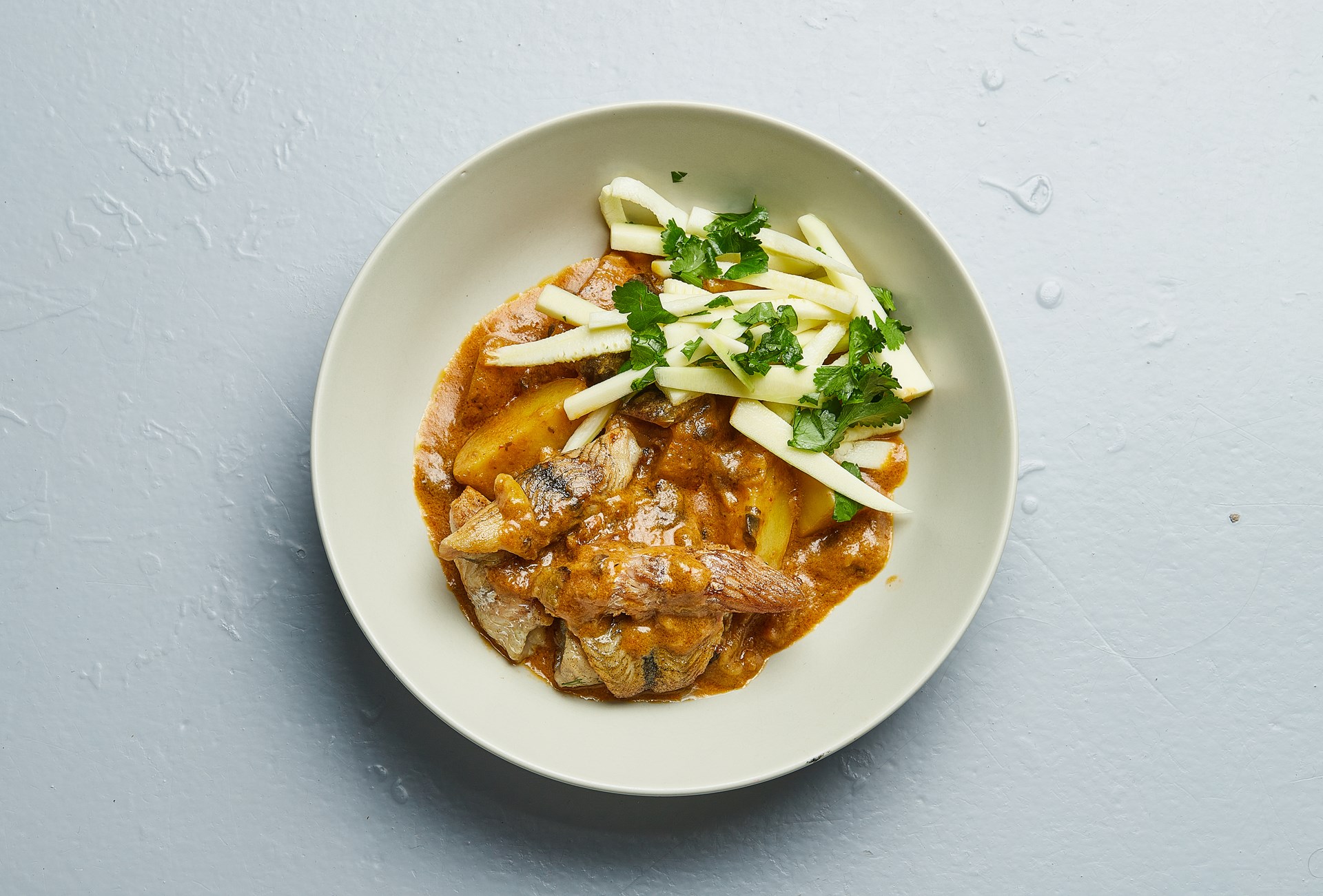 Stegt skrubbe/rødspættefilet i rød karry med aubergine og sprøde ...