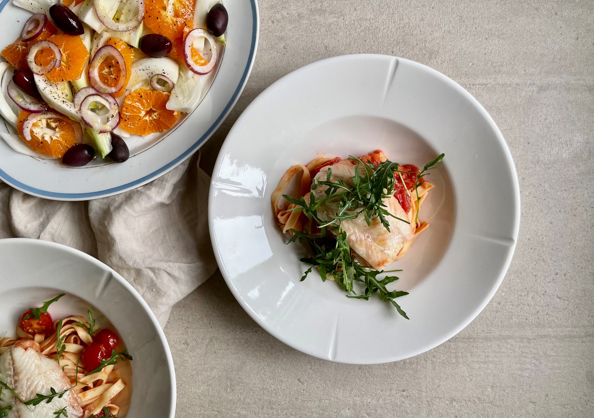 Ovnbagt kuller med tomat, pasta og fennikelsalat med oliven - Opskrift ...