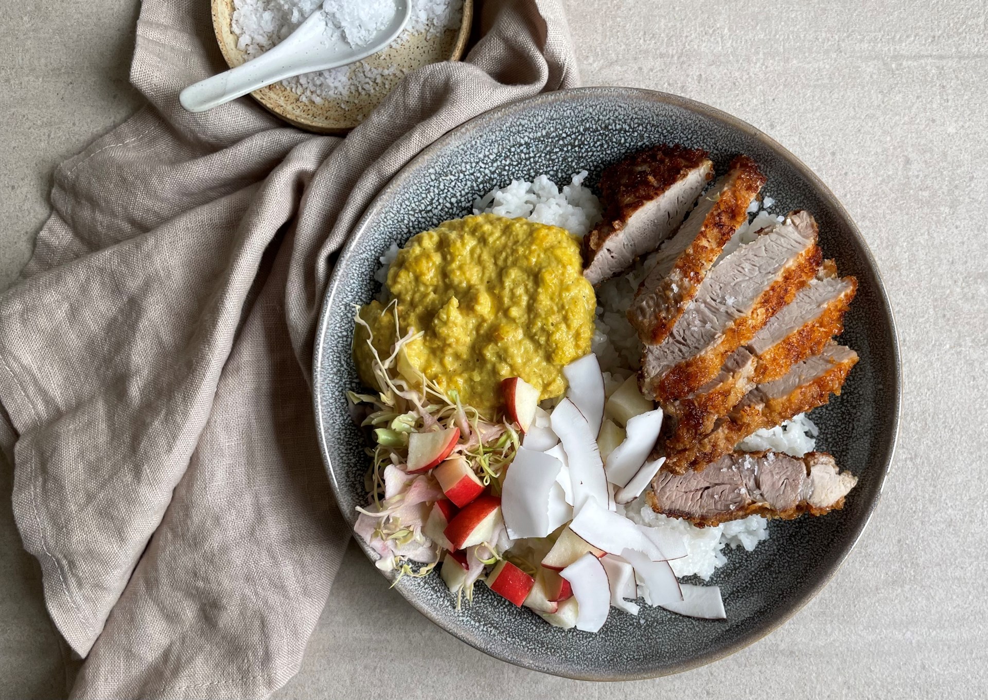 Sprøde koteletter med ris, karrysauce og kål - Opskrift fra Skagenfood.dk