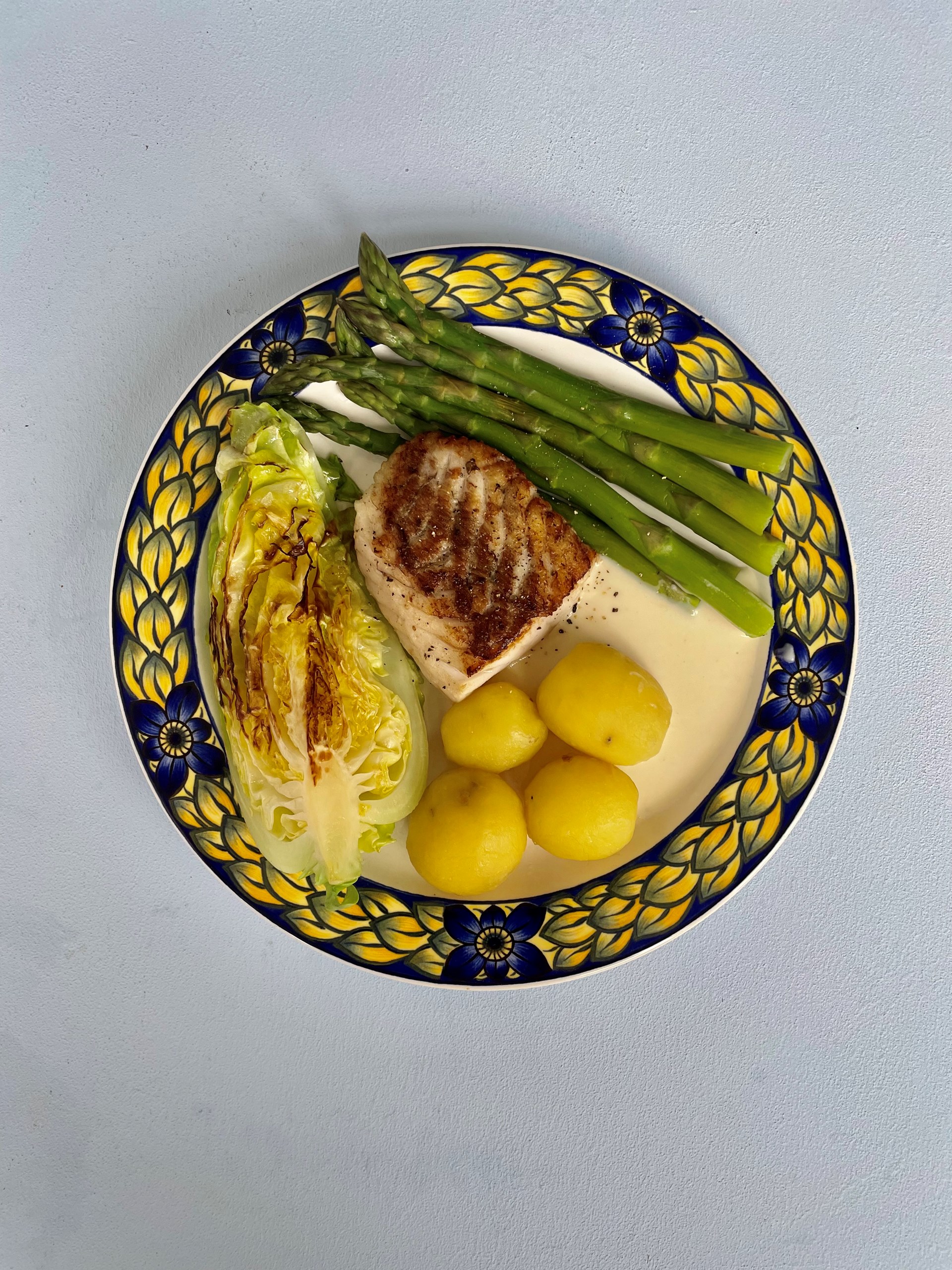 Stegt hvilling med nye asparges, spidskål og grillet citronsauce ...