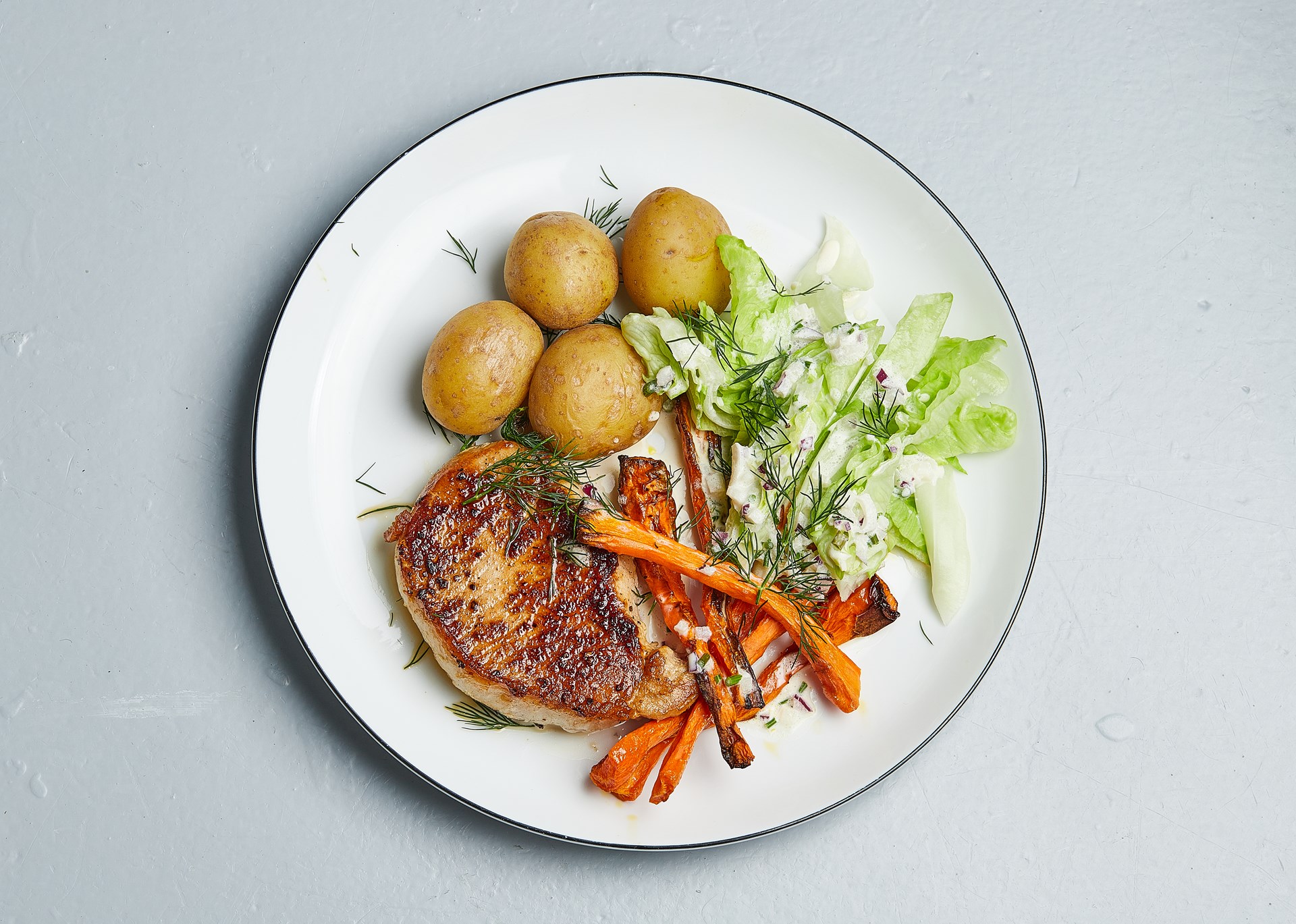 Kotelet med kartofler og salat med grillede gulerødder og ... Kotelet med kartofler og salat med grillede gulerødder og ...