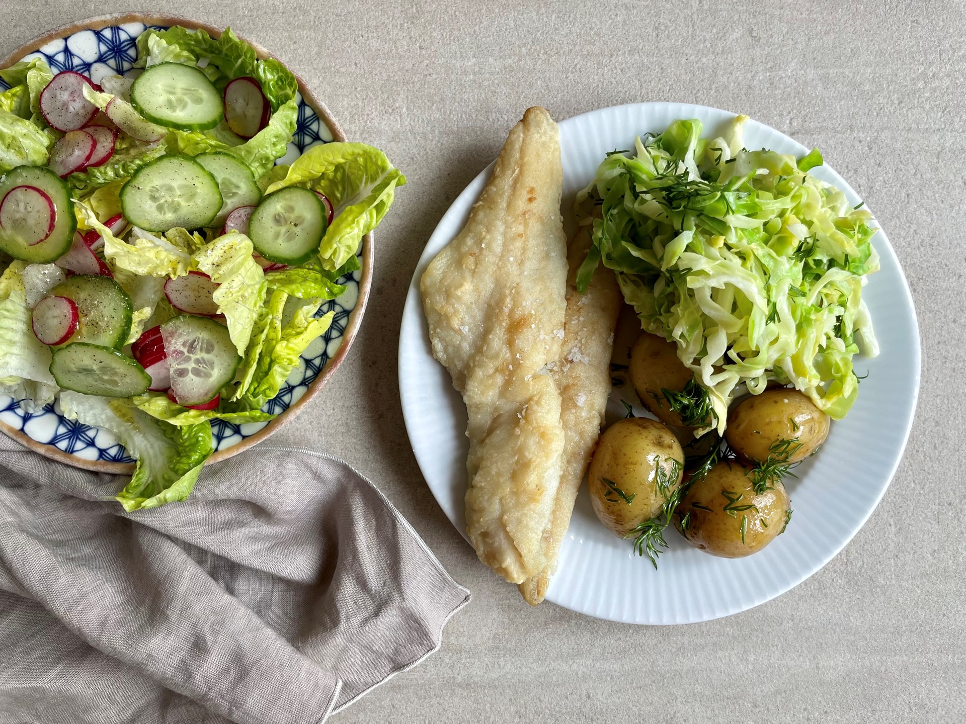 Fiskefilet med flødestuvet kål og sprød salat - Opskrift fra Skagenfood.dk