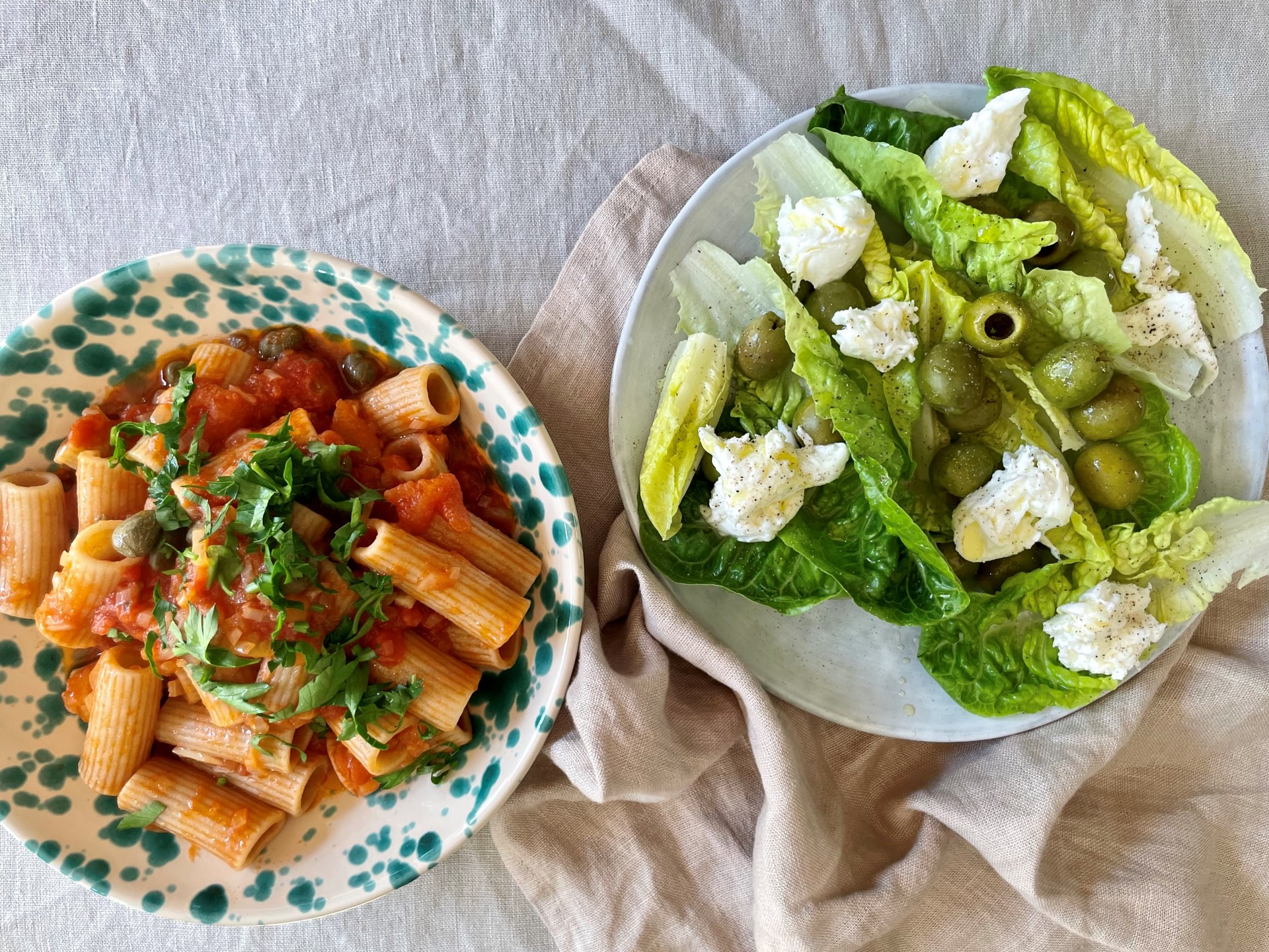 Pasta a la putanesca med kapers og salat med mozzarella og oliven ...