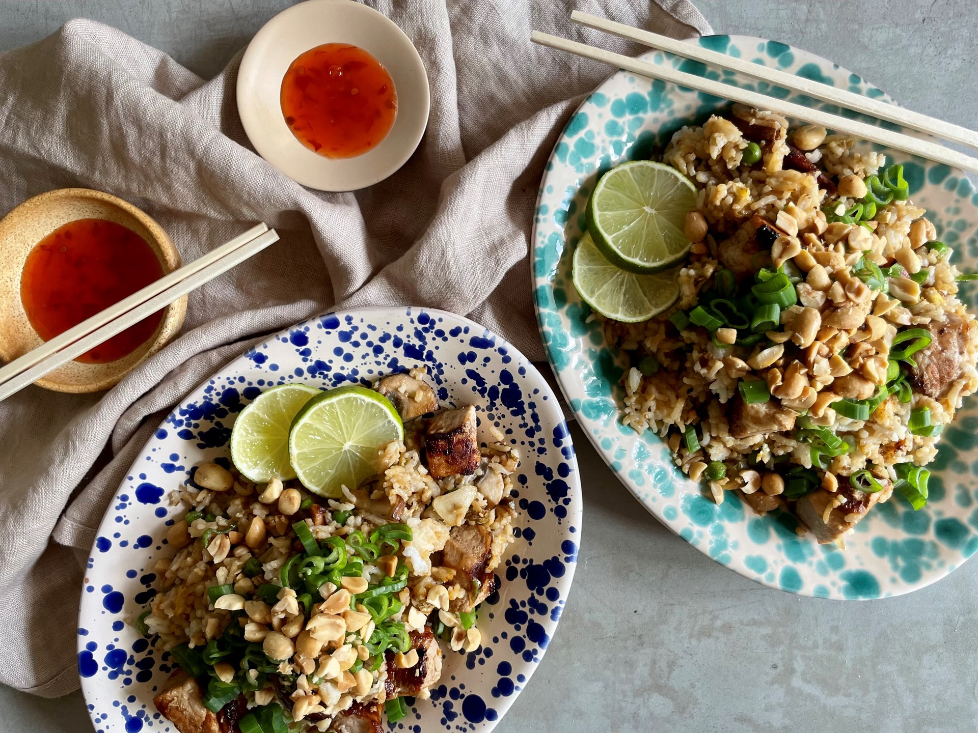 Gris med stegte ris, ærter, peanuts og sød chilisauce - Opskrift fra ...